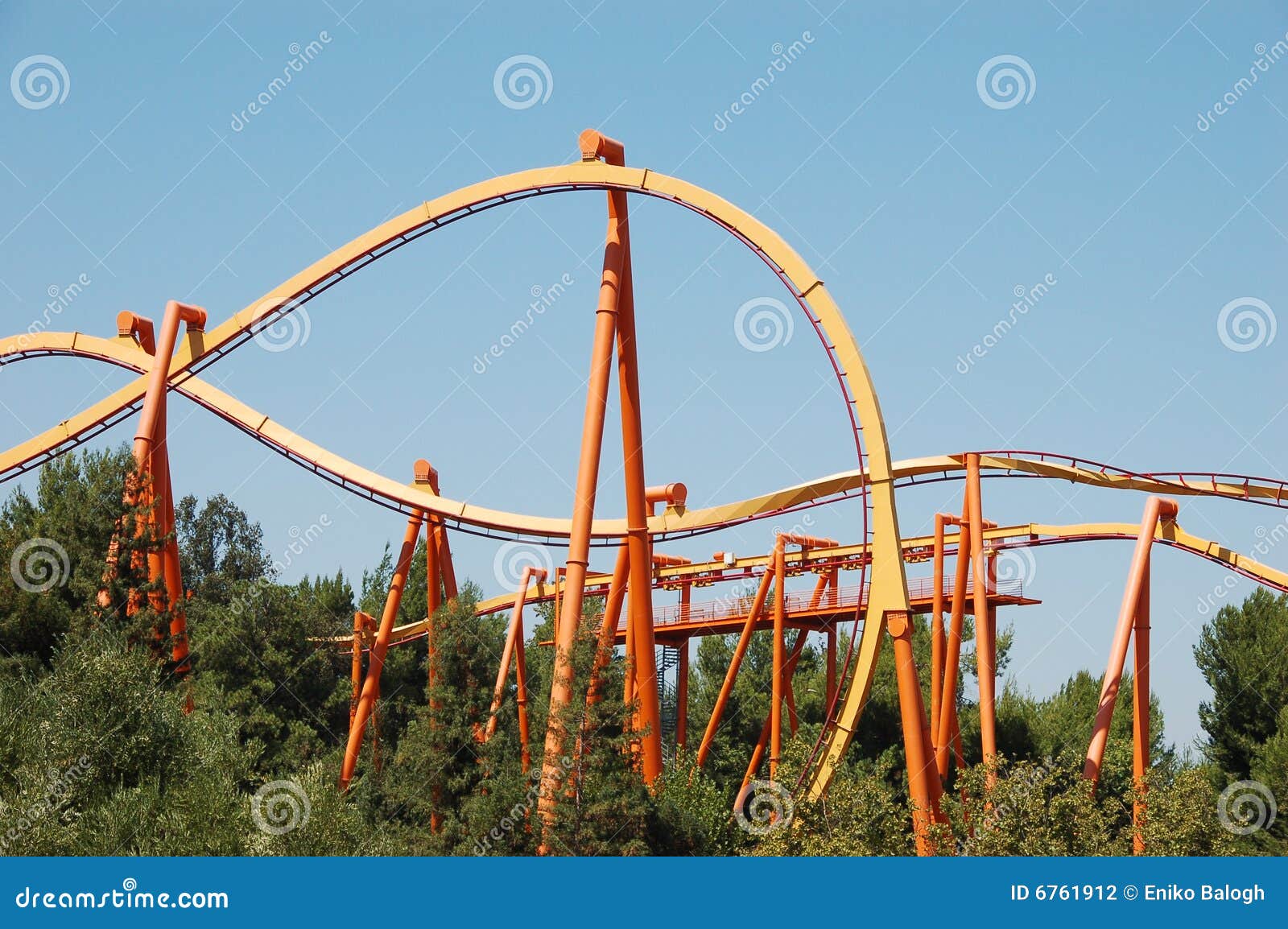 Oranje achtbaan stock foto. Image of vrees, wiel, californië - 6761912