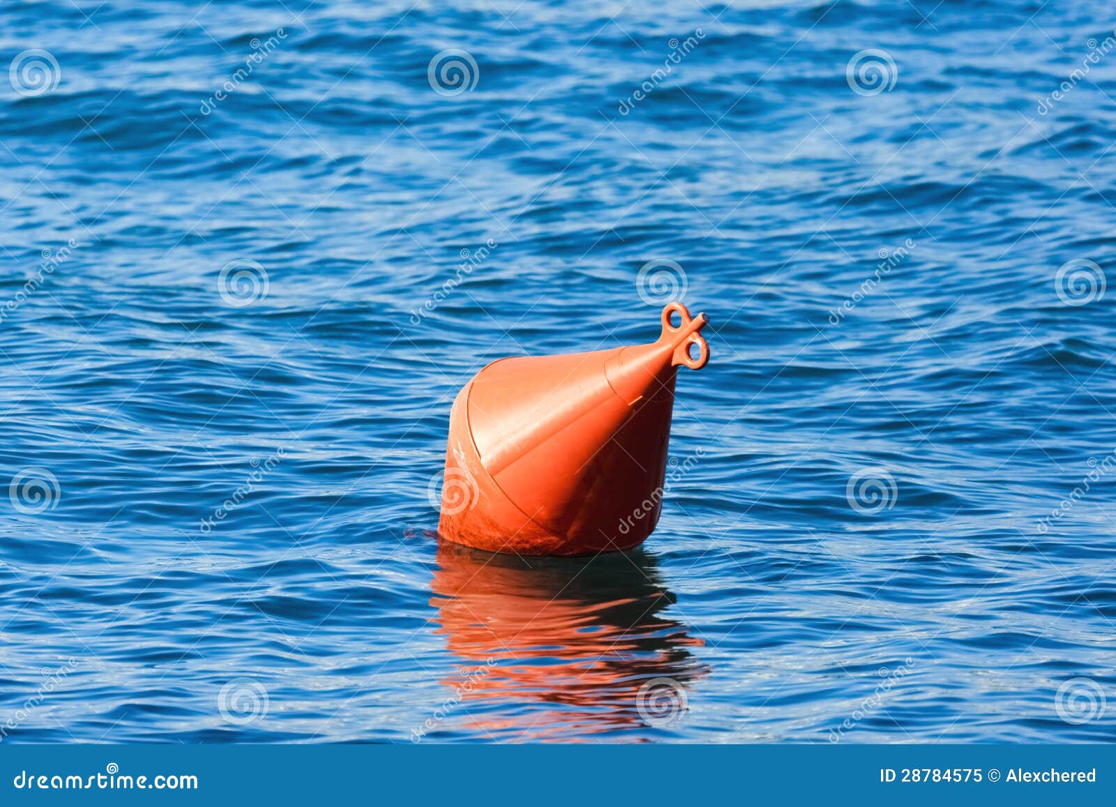 Oranje boei op het water stock afbeelding. Image of enkelvoudig - 28784575