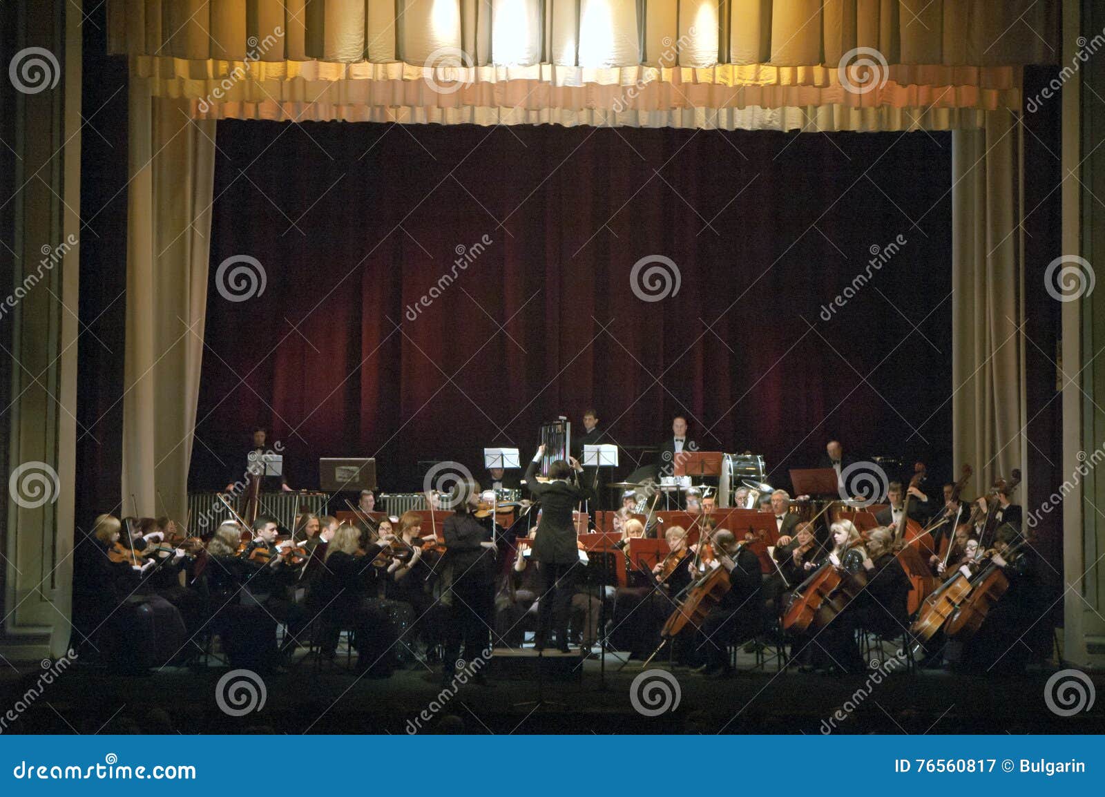 Orchestra sinfonica fotografia editoriale. Immagine di melodia - 76560817