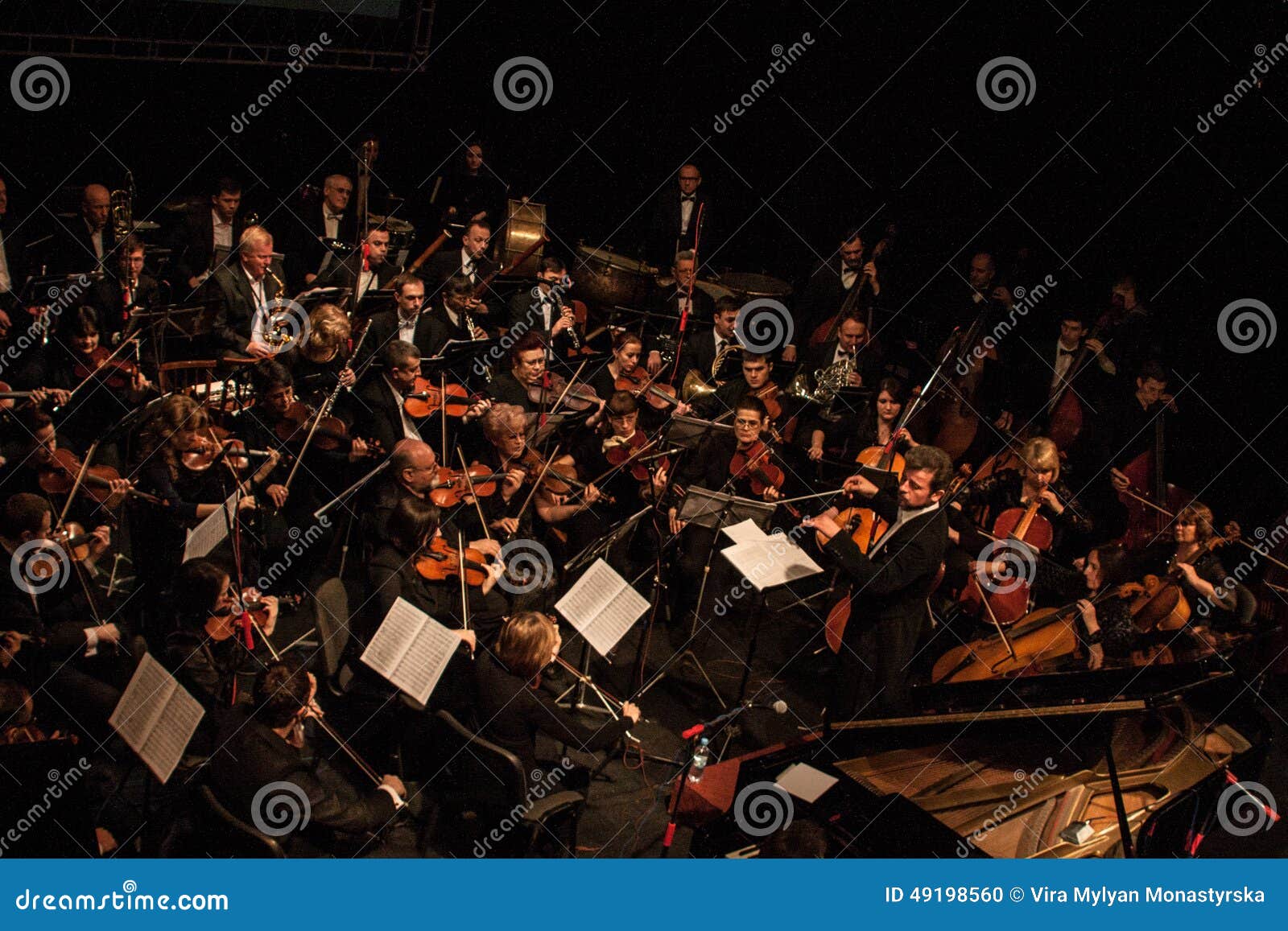 Orchestre symphonique image éditorial. Image du concert - 49198560