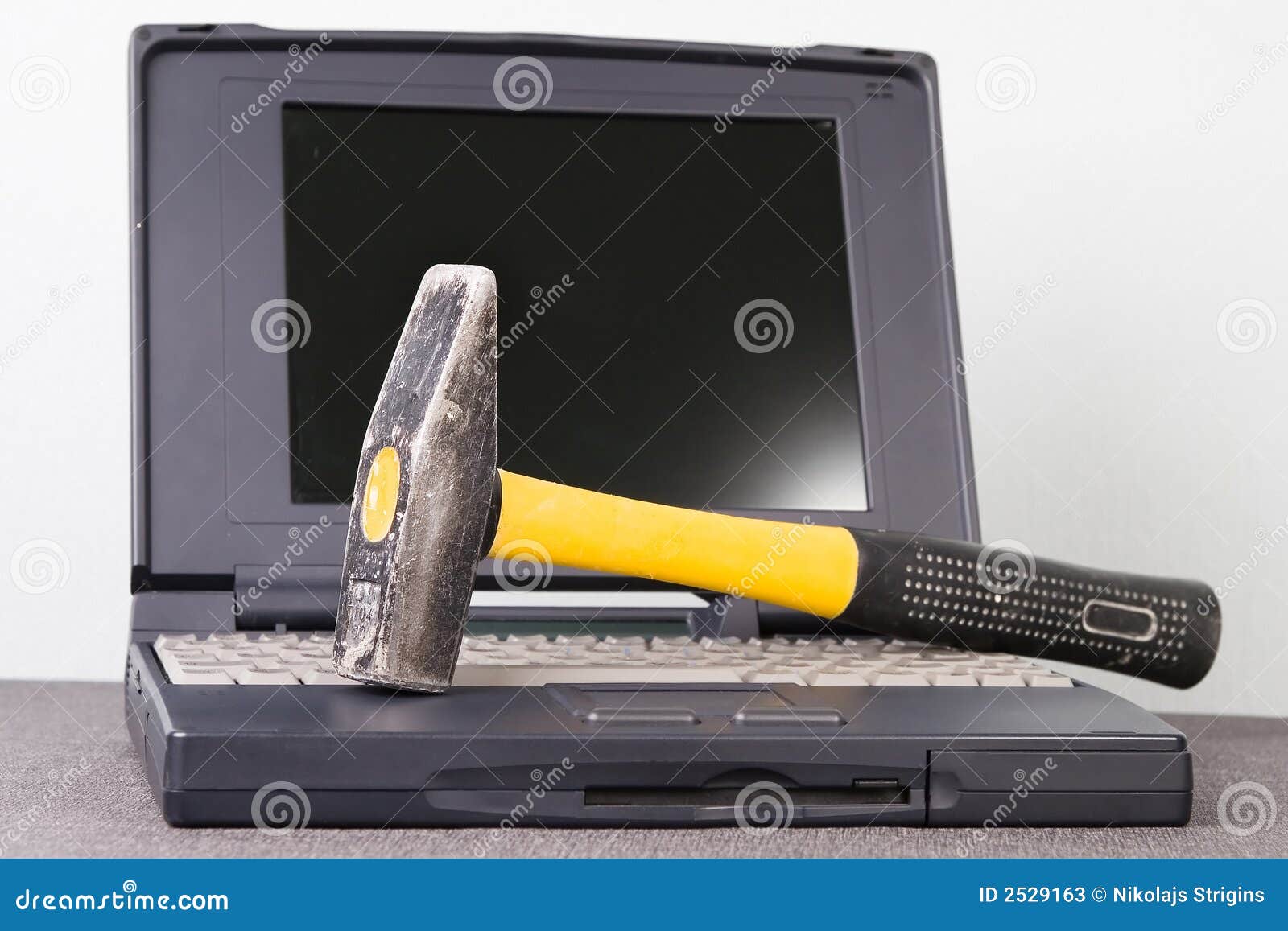 Ordenador y martillo imagen de archivo. Imagen de progreso - 2529163