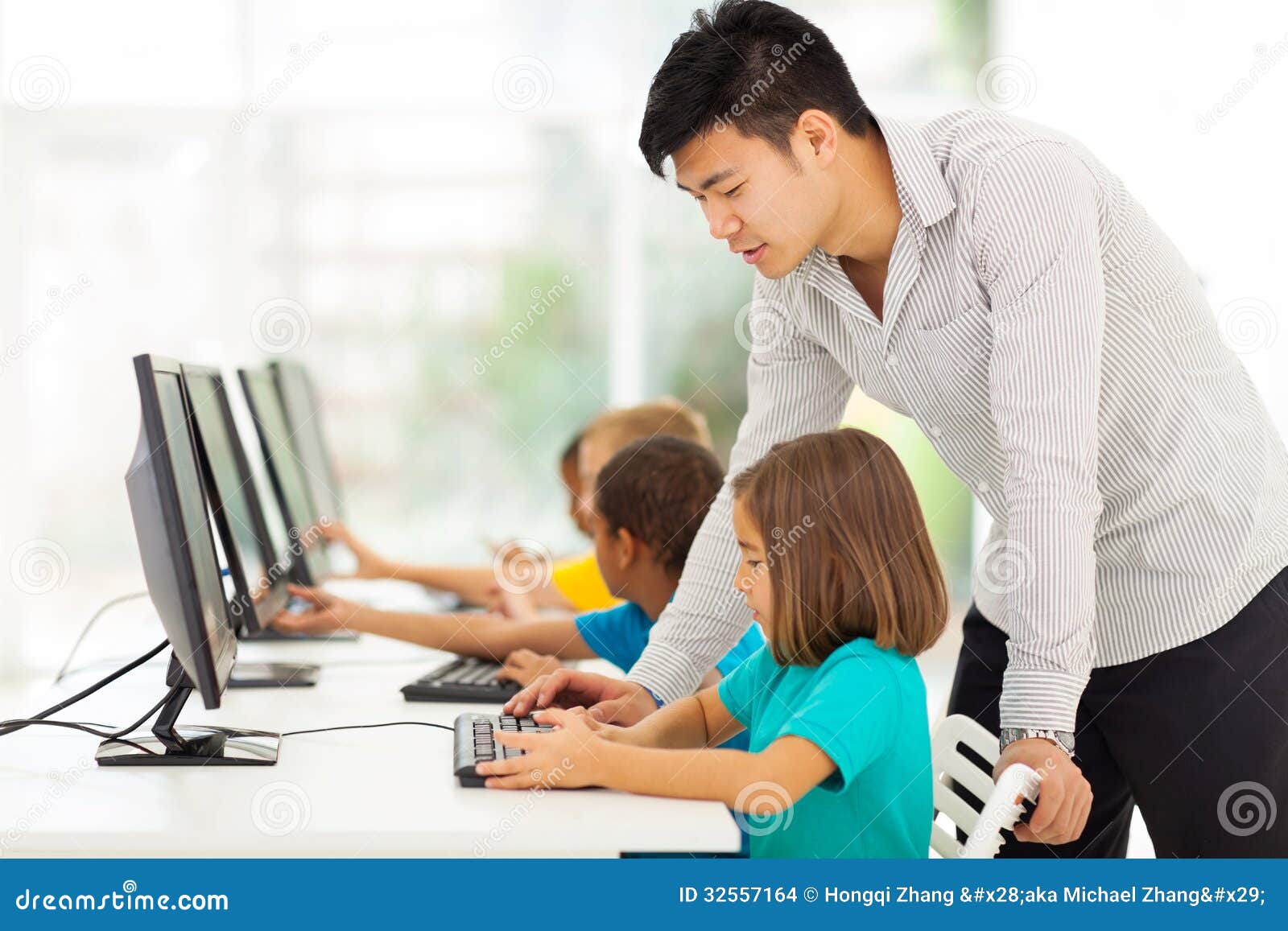 Ordinateur De Enseignement De Professeur Photo stock - Image du classe ...