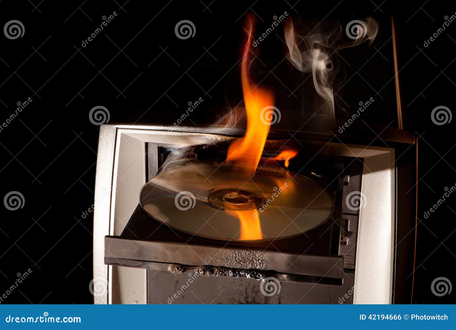 Ordinateur Et Cd Sur Le Feu Photo stock - Image du garantie, données ...