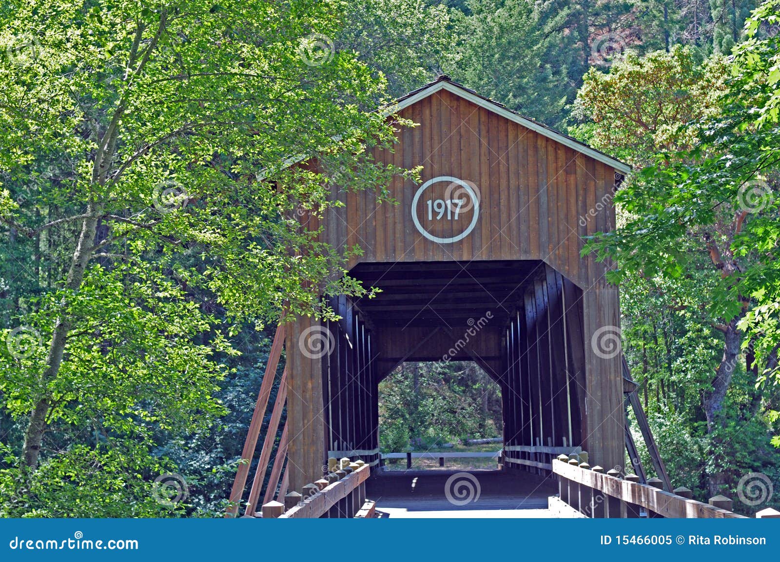 Oregon covered bridge stock image. Image of outside, serene - 15466005