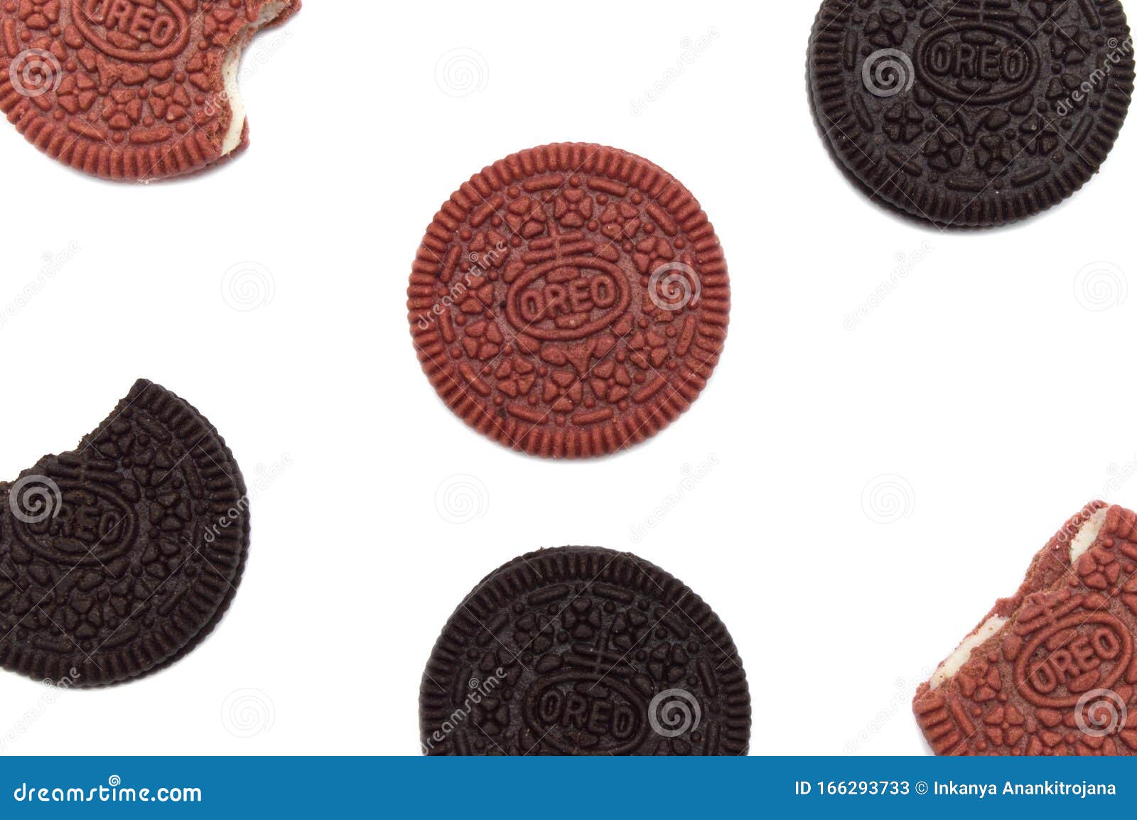 Oreo Biscuits Isolated on White 这是一款红色天鹅绒，带有芝士蛋糕的味道，还有一块三明治巧克力曲奇饼，上面还有 ...