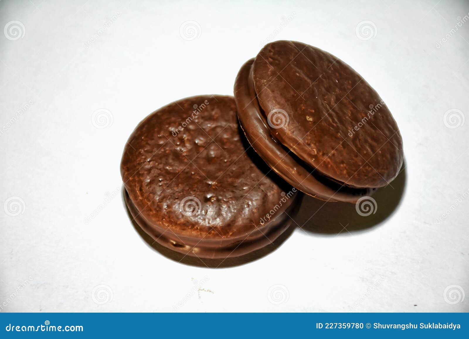 Oreo . Pastel De Pastel De Chocho Con Fondo Blanco . Foto de archivo ...