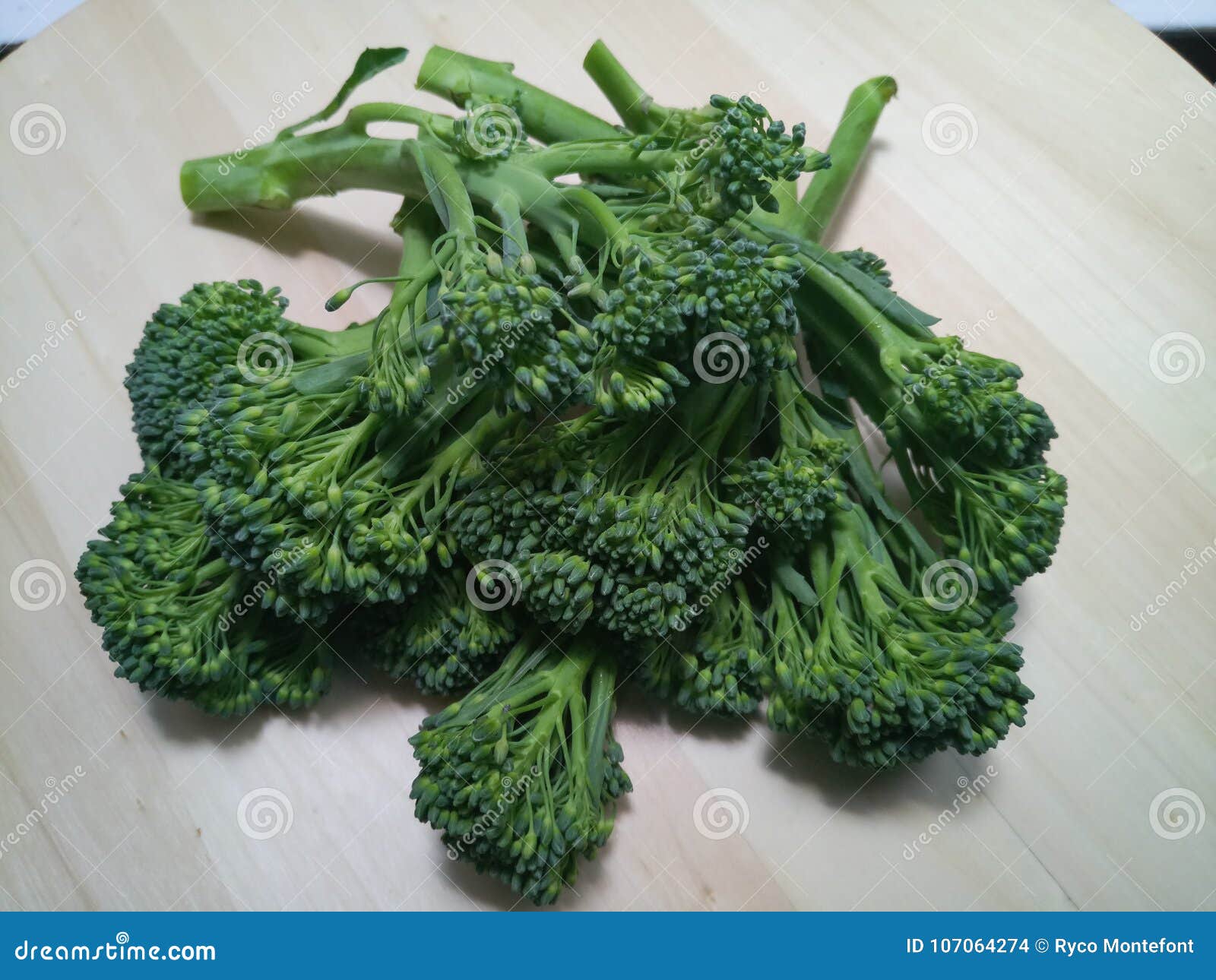 Organic Brocoli on a Clean Kitchen Surface Stock Photo - Image of clean ...