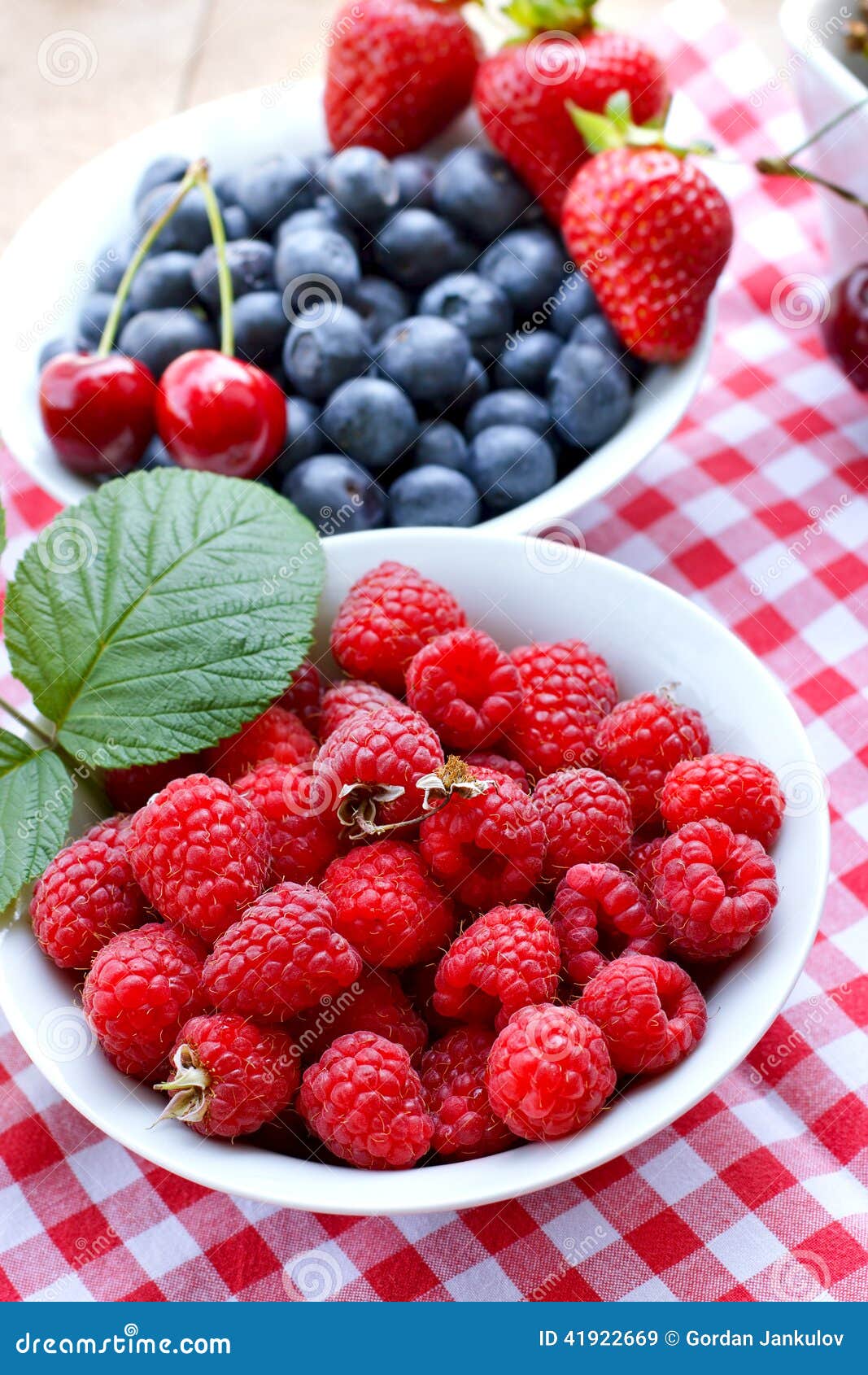 Organic Raspberries in Bowl Stock Image - Image of cherry, natural ...