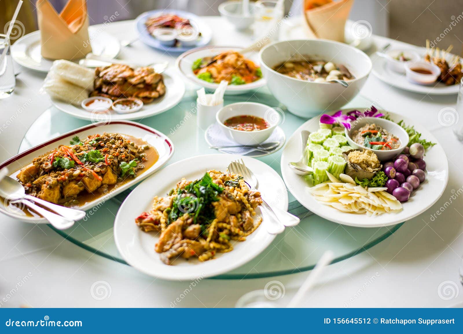 Organisation De Repas Sur Table Ronde Photo stock - Image du repas ...