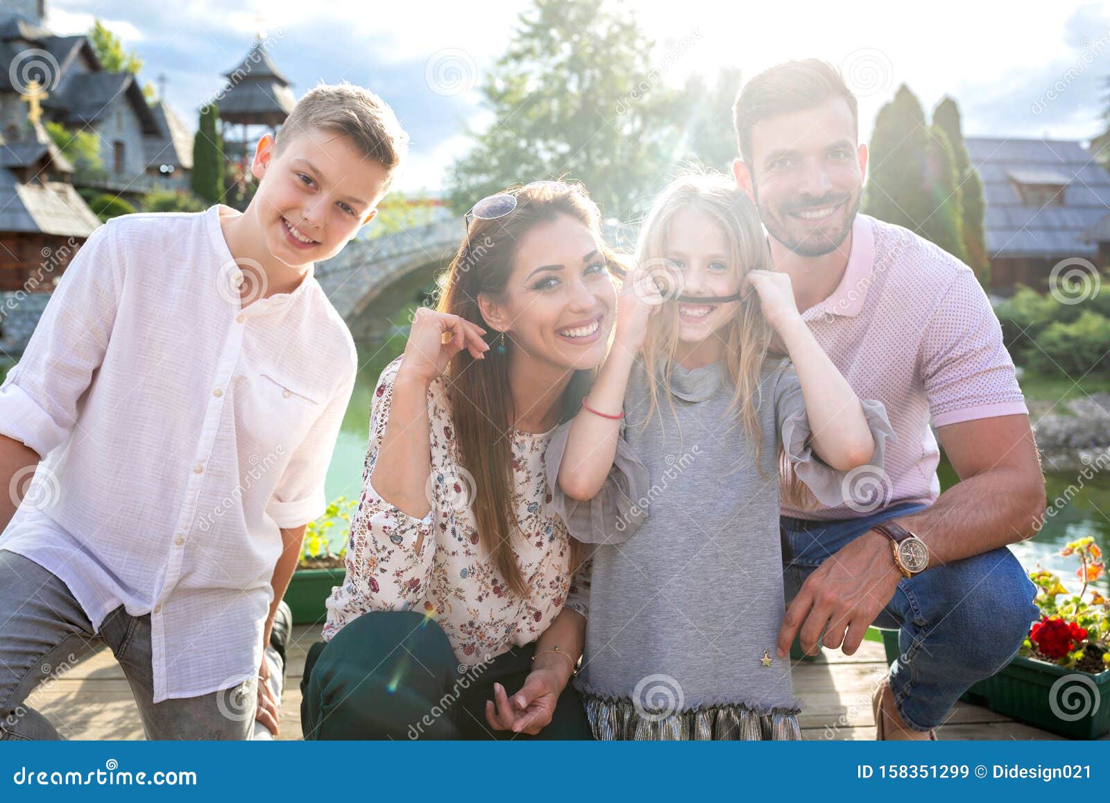 Orgullosos Padres Con Sus Hijos Imagen de archivo - Imagen de feliz ... Orgullosos Padres Con Sus Hijos Imagen de archivo - Imagen de feliz ...