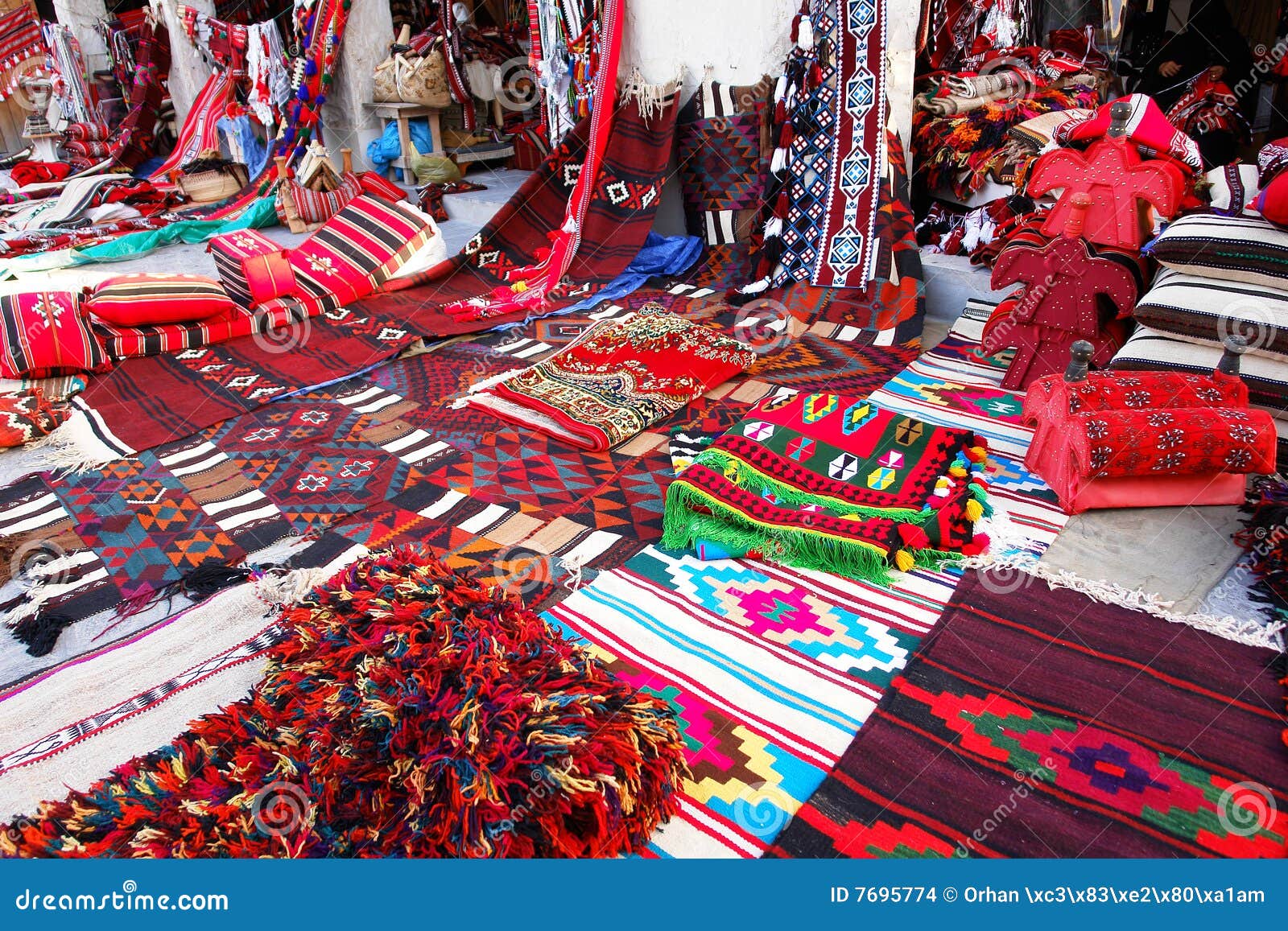 Orientalische Teppiche Im Wakif Souk in Doha Qatar Stockfoto - Bild von ...