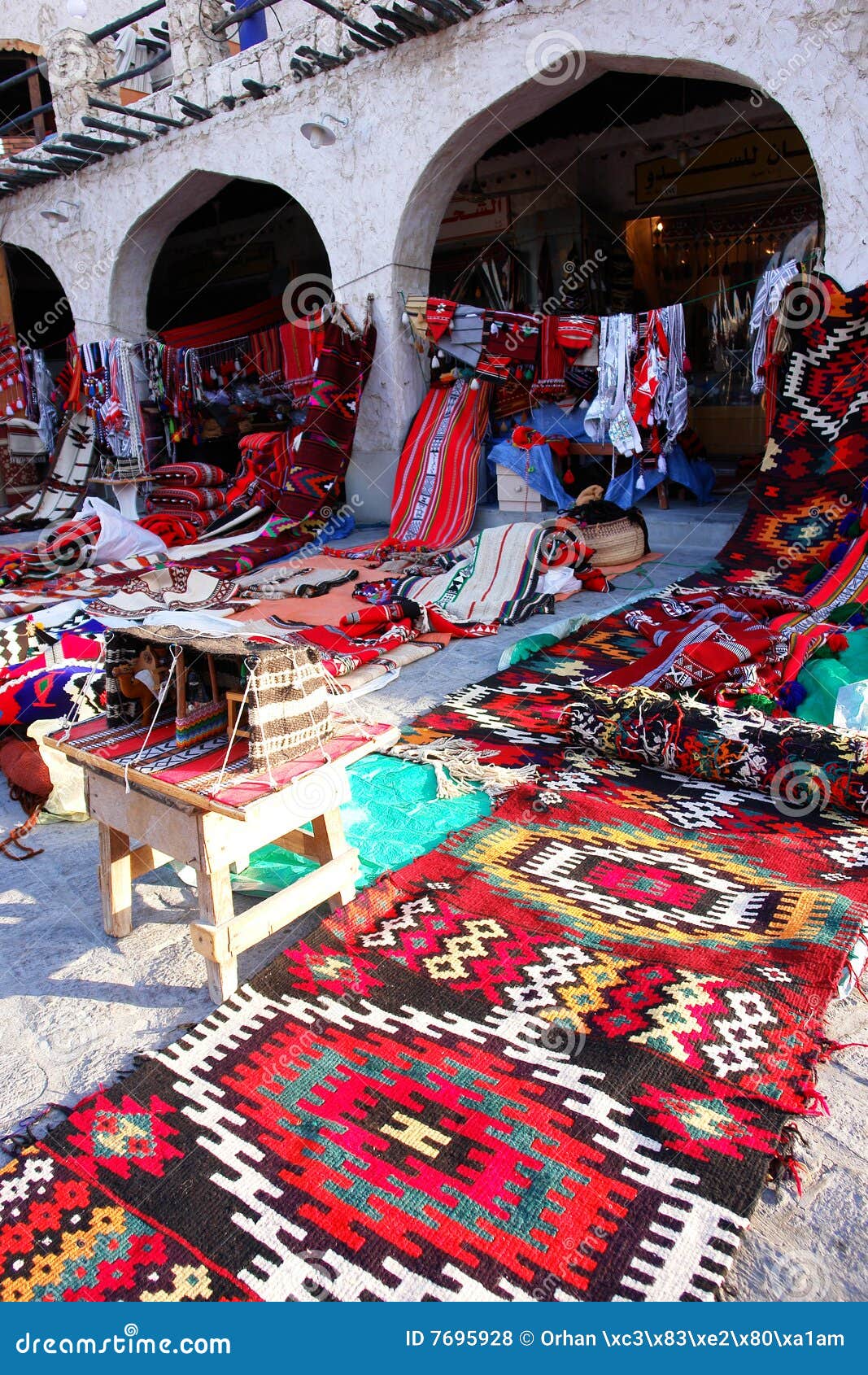 Orientalische Teppiche Im Wakif Souk in Doha Qatar Stockfoto - Bild von ...
