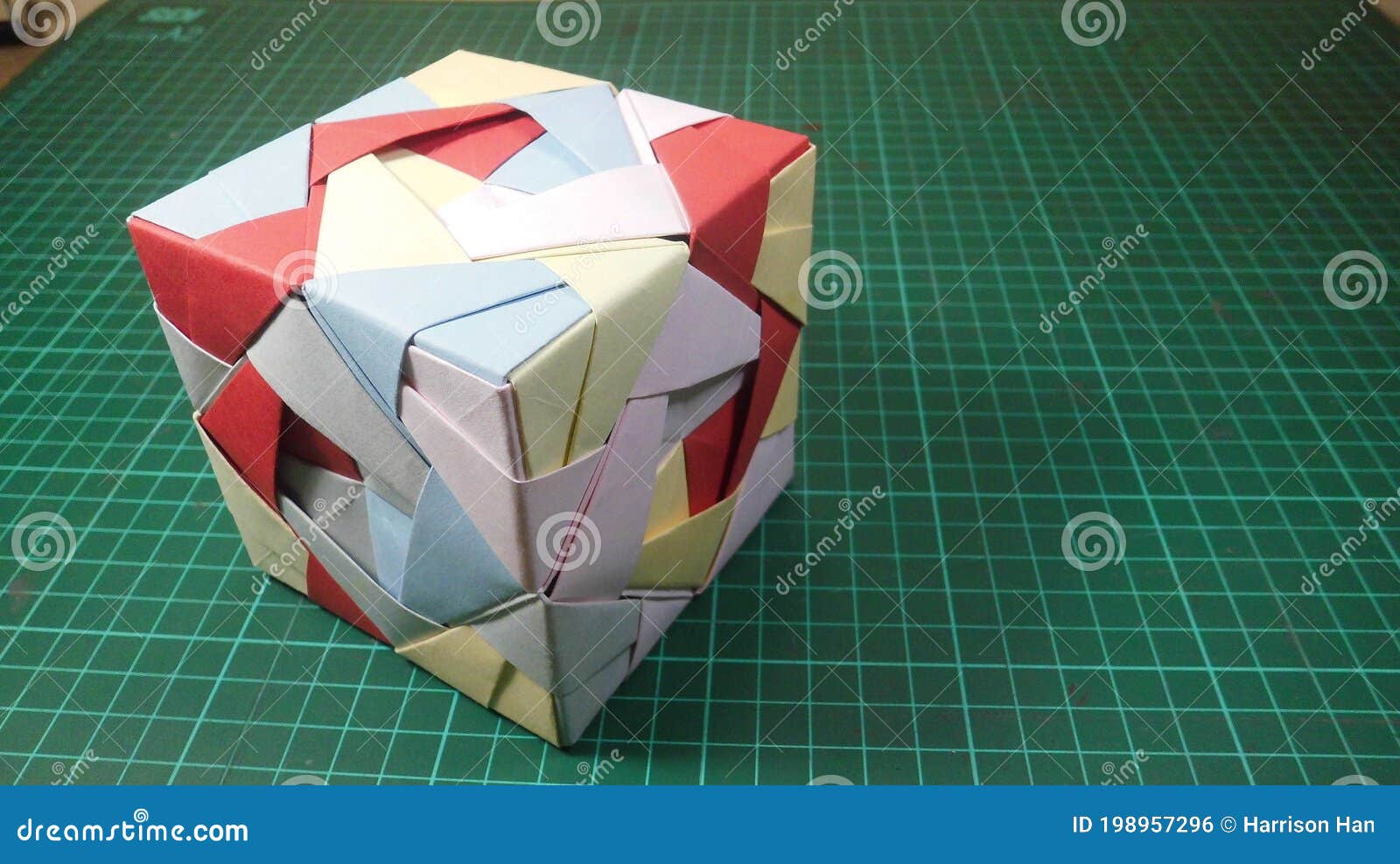 Origami de cubo simple foto de archivo. Imagen de origami - 198957296