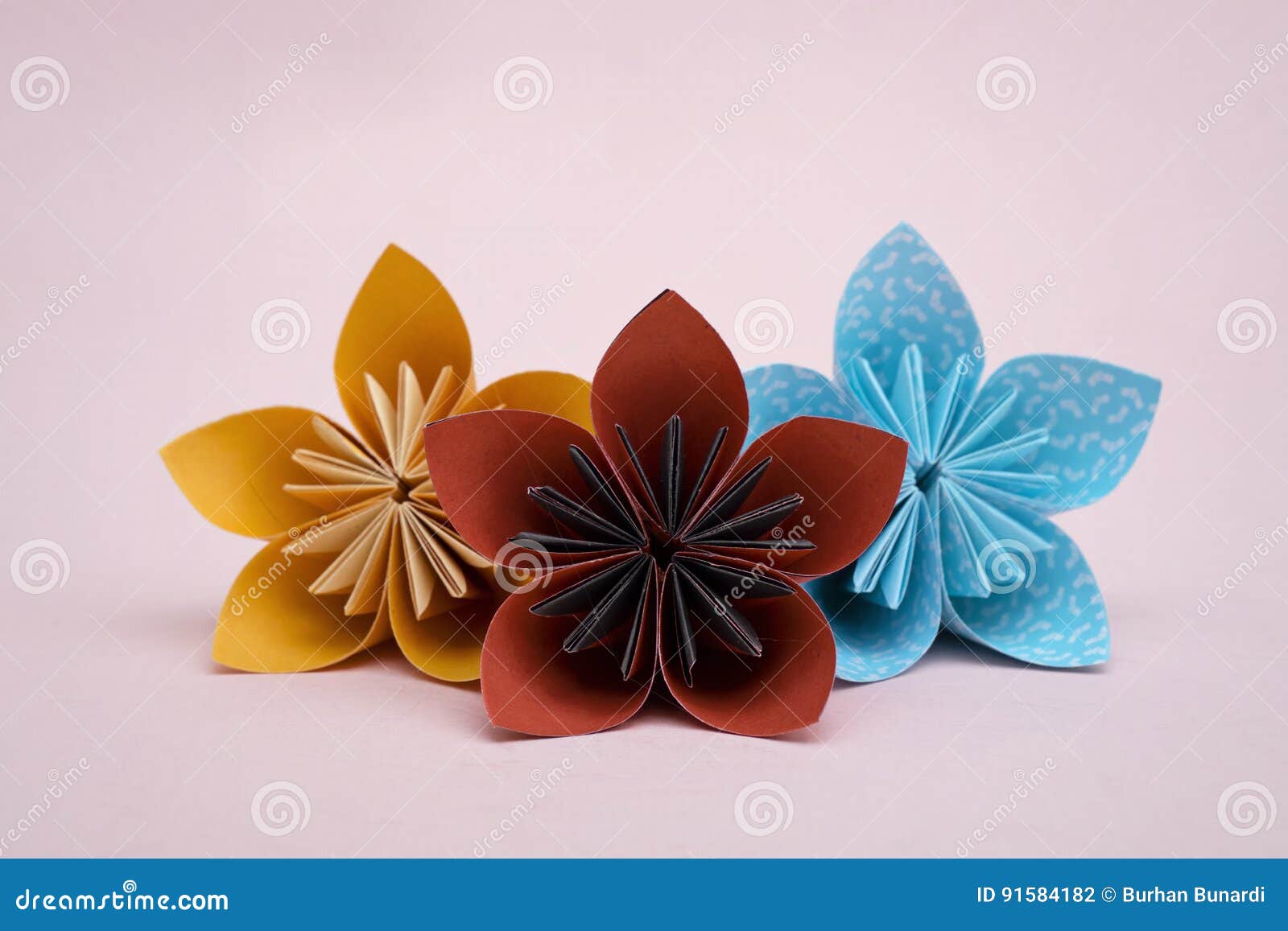 Origami del fiore fotografia stock. Immagine di orientale - 91584182