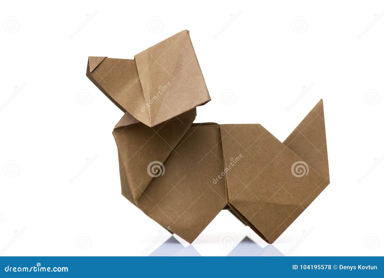 Origami Hund Auf Weißem Hintergrund Stockfoto - Bild von braun ...