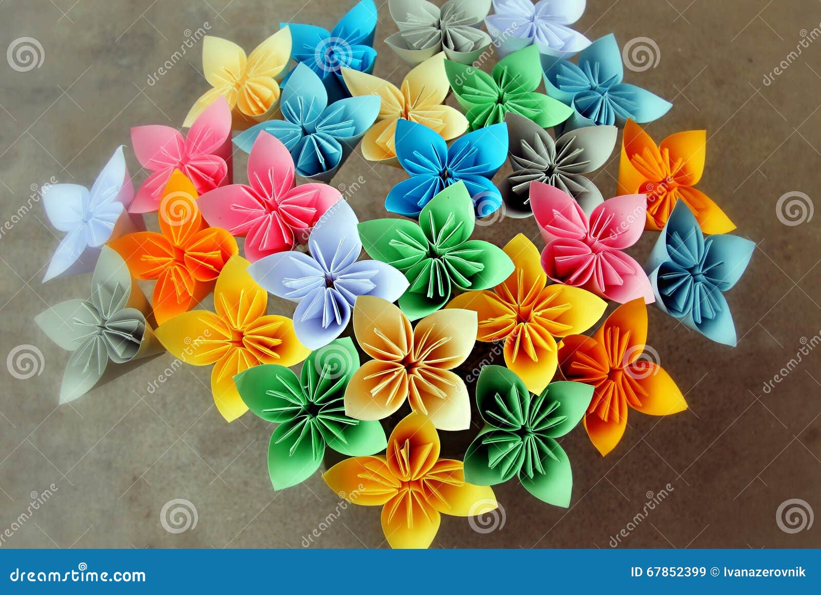Origami kusudama kwiaty obraz stock. Obraz złożonej z papier - 67852399