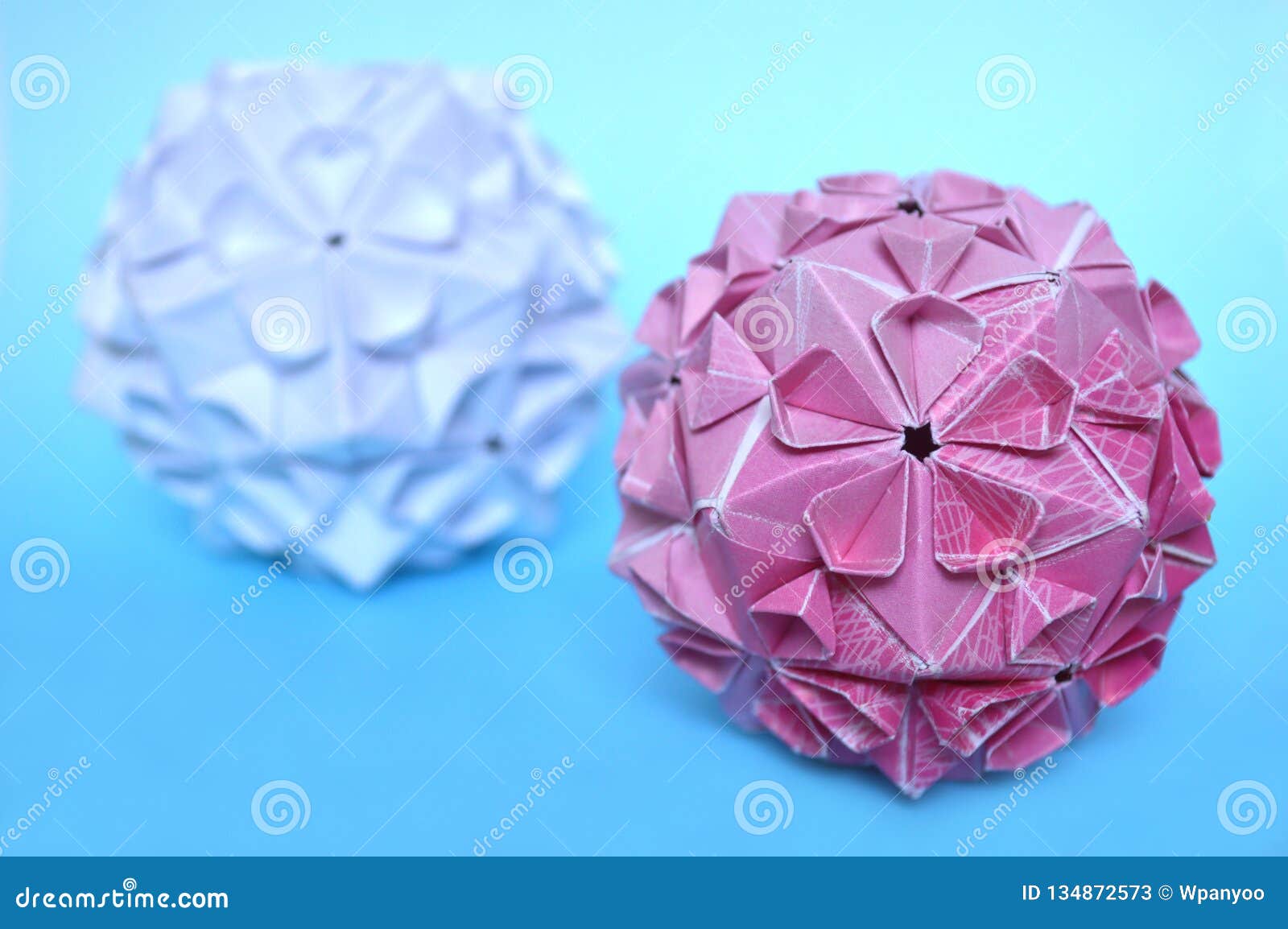 Origami Modulaire, Boule De Sonobe Image stock - Image du rose, cerise ...