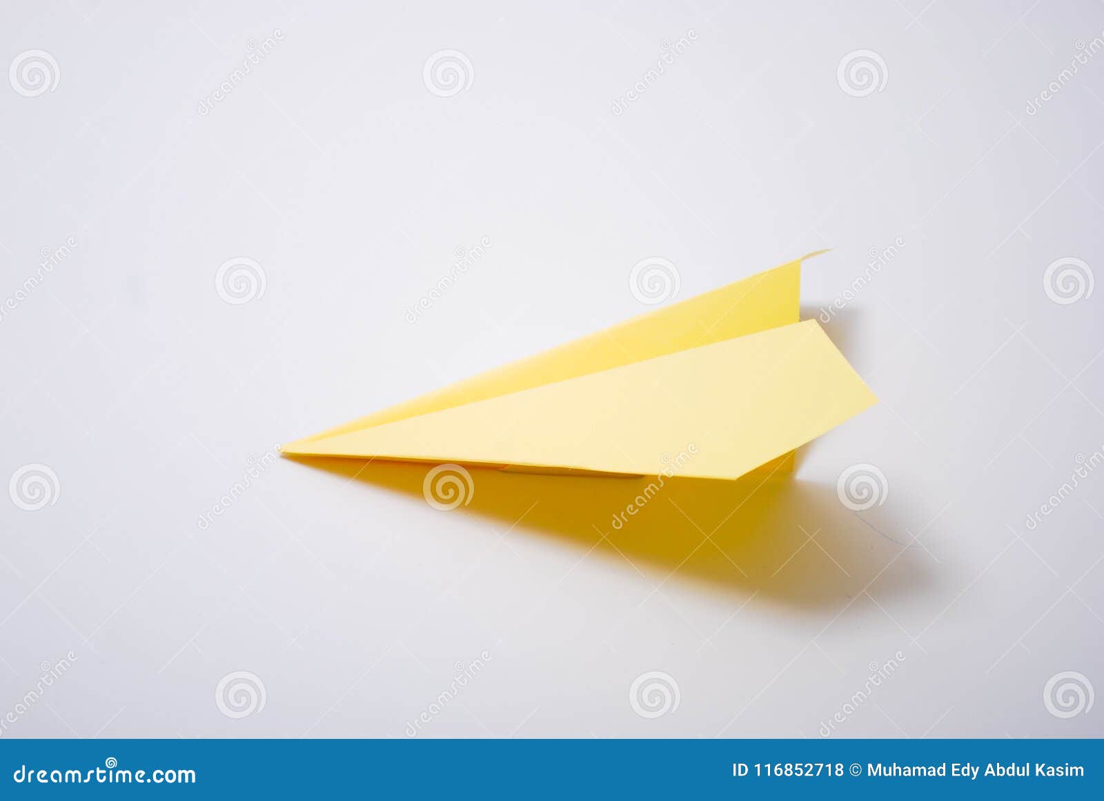 Origami plat jaune photo stock. Image du fond, plié - 116852718