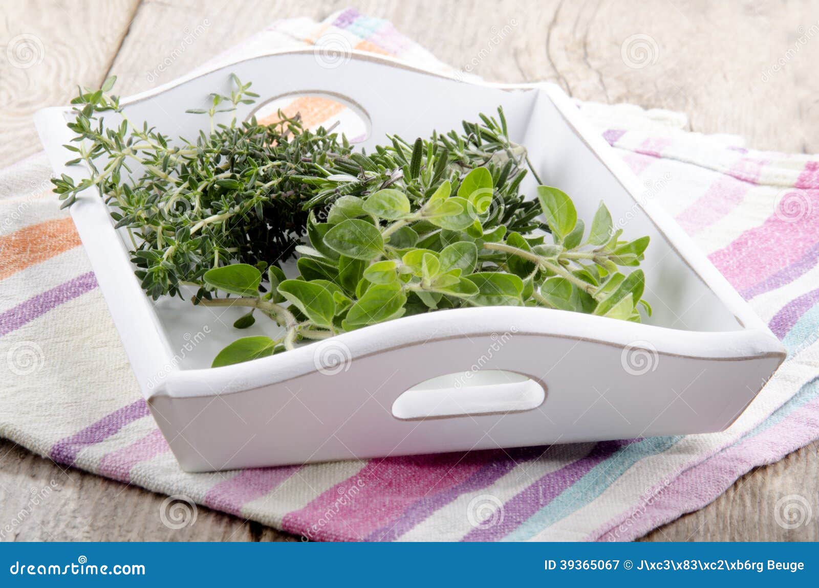 Origan, Thym Et Romarin Frais Image stock - Image du sain, rustique ...