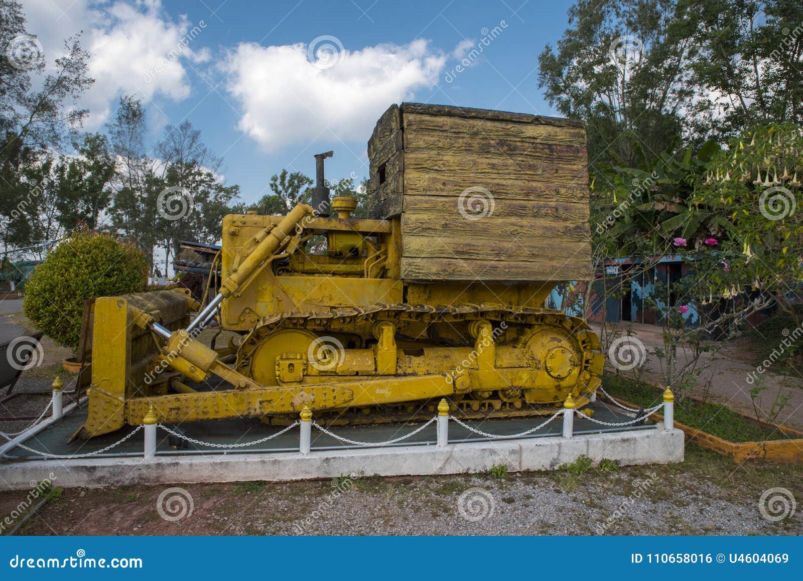 Original Caterpillar D6 Bulldozer Stock Photo - Image of marxist, asia ...