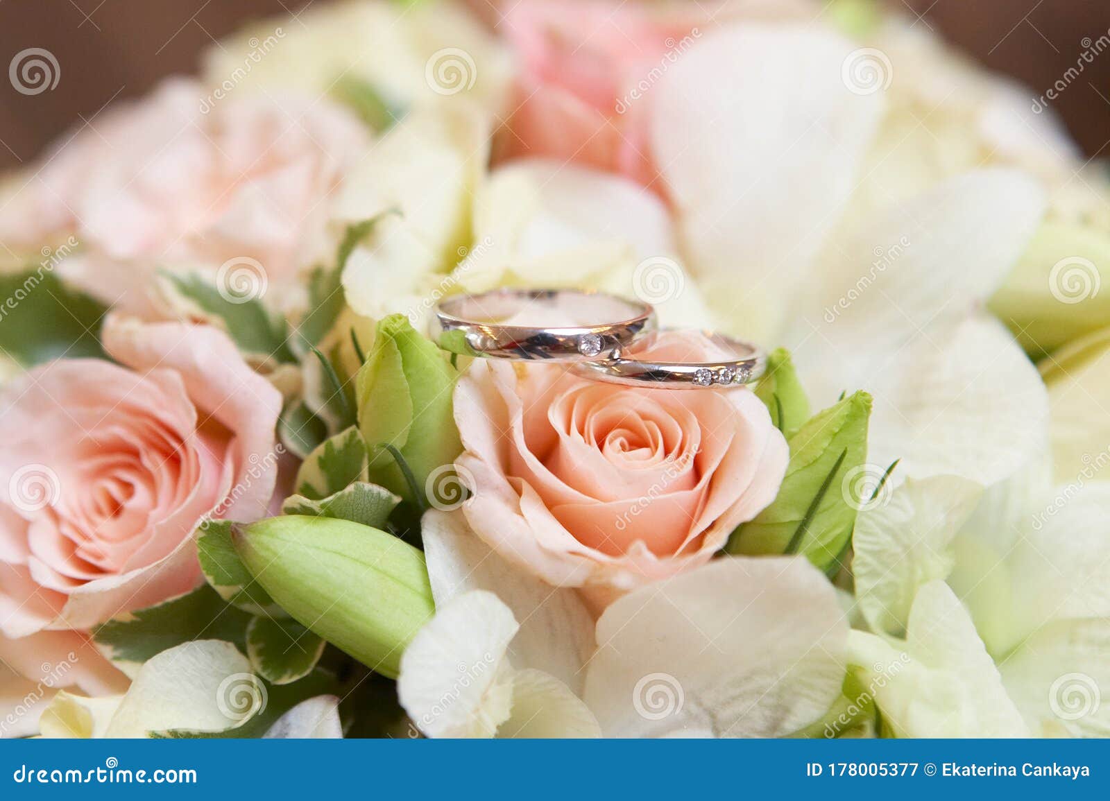 Original Wedding Rings On Beautiful White Roses Wedding Bouquet Royalty ...