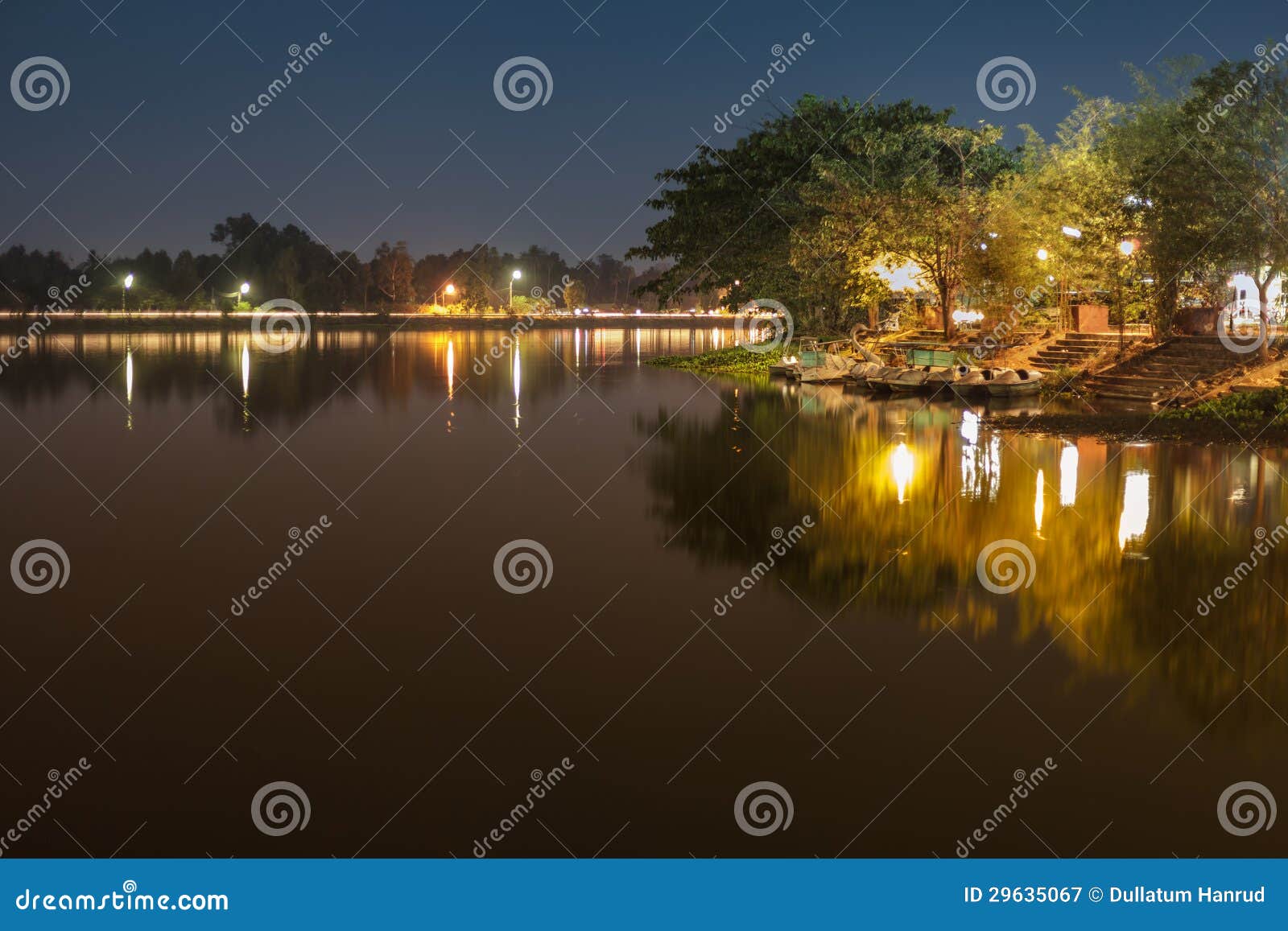 Orilla del lago. imagen de archivo. Imagen de camino - 29635067