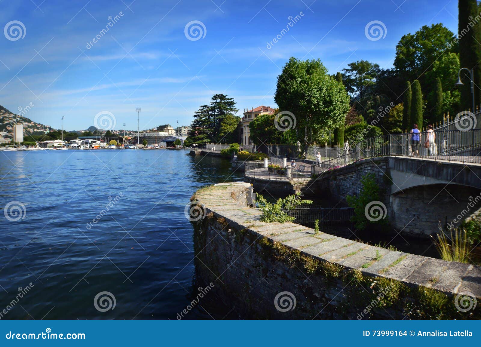 Orilla Del Lago Del Lago Como Imagen de archivo editorial - Imagen de ...