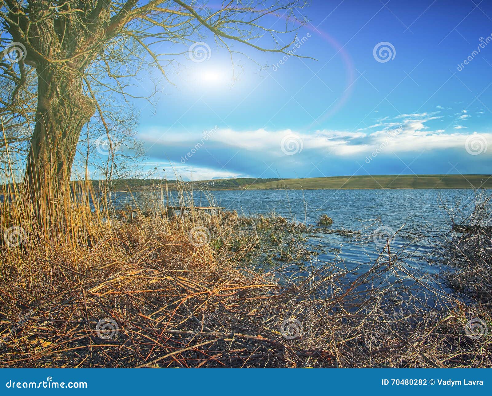 Orilla Del Lago Y Un Cloudscape Hermoso Foto de archivo - Imagen de ...