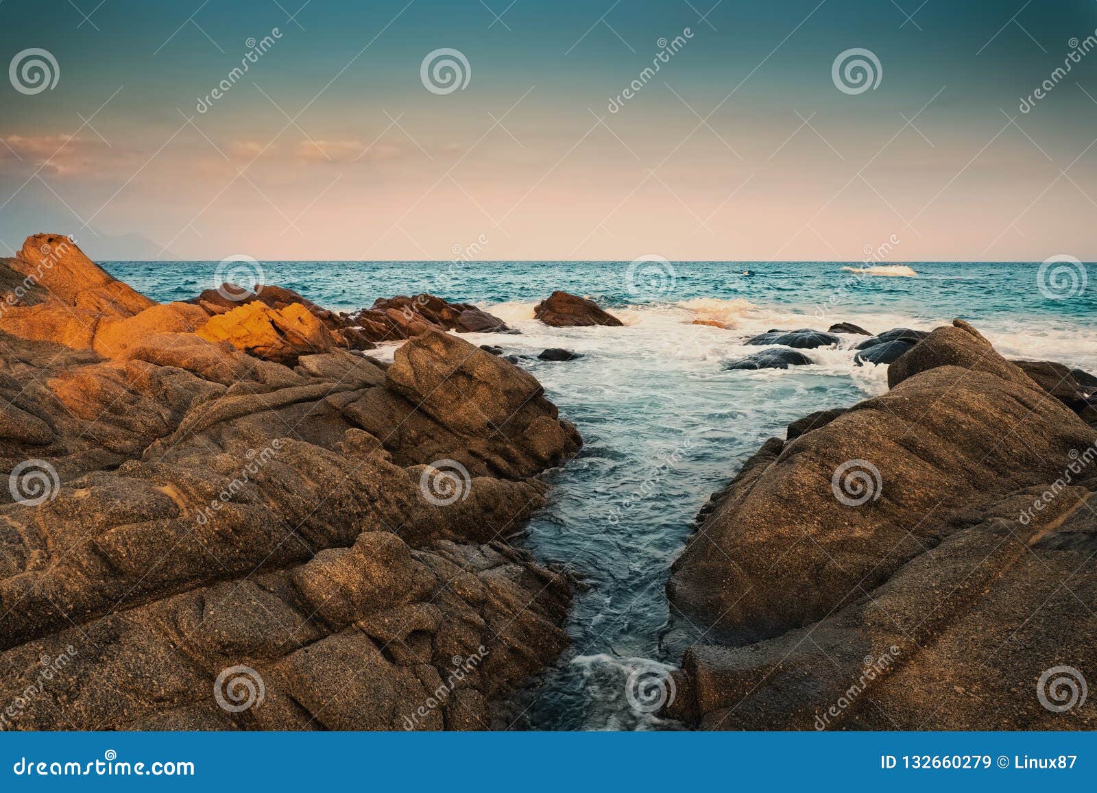 Orilla y rocas hermosas imagen de archivo. Imagen de océano - 132660279
