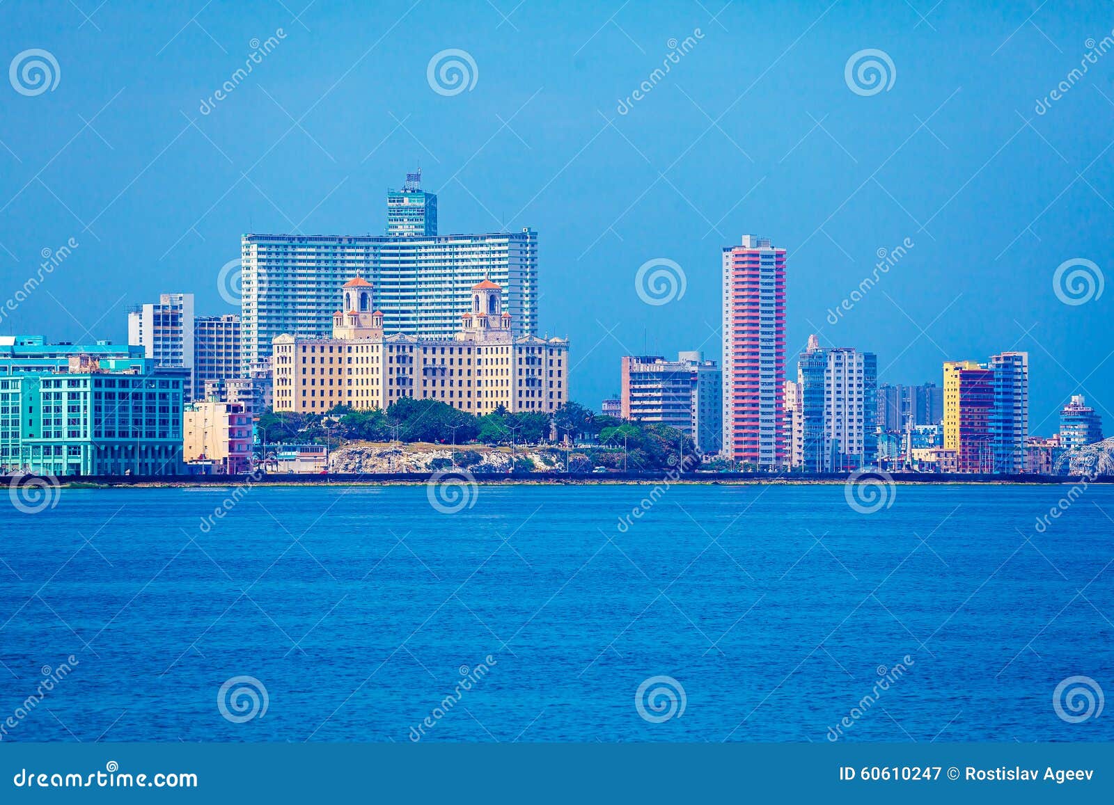 Orizzonte Di Avana Moderna E Del Mar Dei Caraibi, Cuba Immagine Stock ...