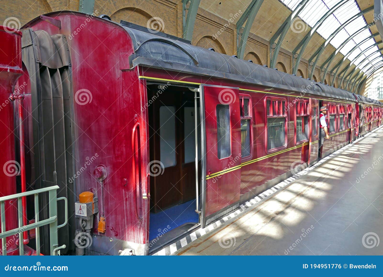 Hogwarts Platform 9 3/4 At Strasburg Railroad PA Editorial Photo ...