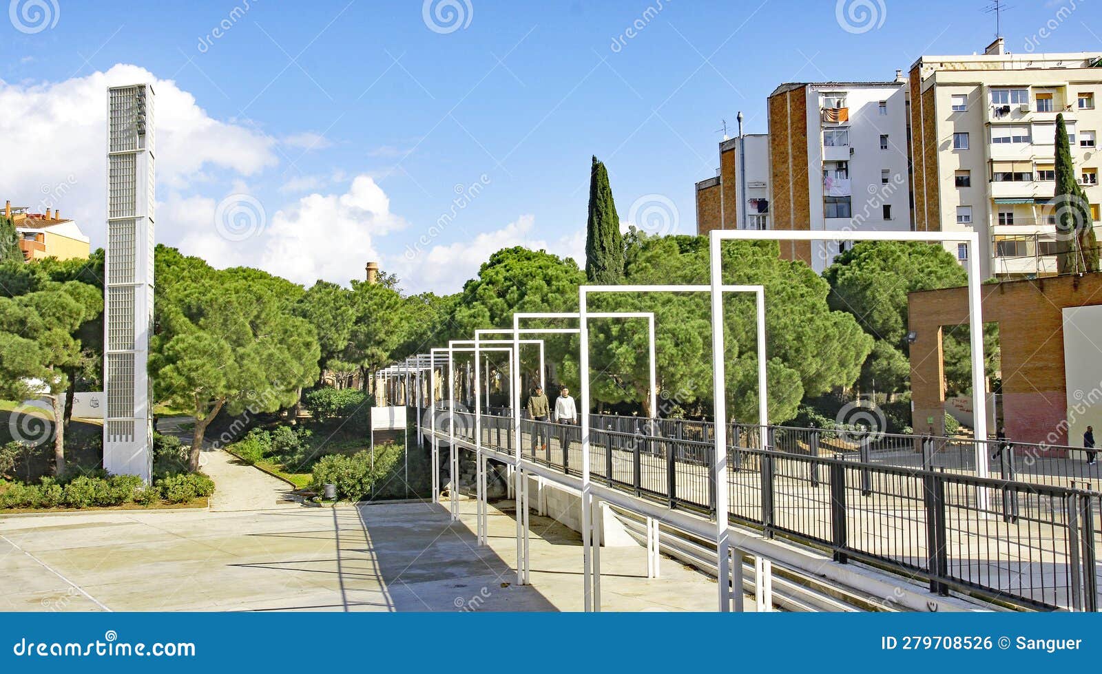 Ornamental Structures in Parallel and with Perspective in El Clot Park ...