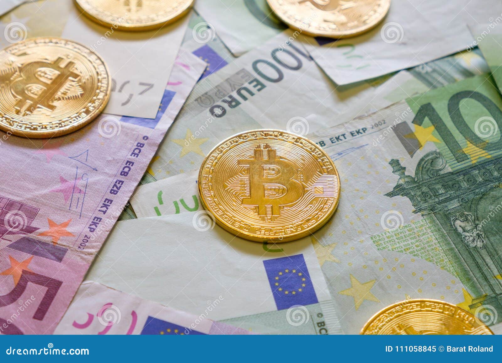 Oro Bitcoins, Valuta Cripto Ed Euro Banconote Immagine Stock - Immagine ...