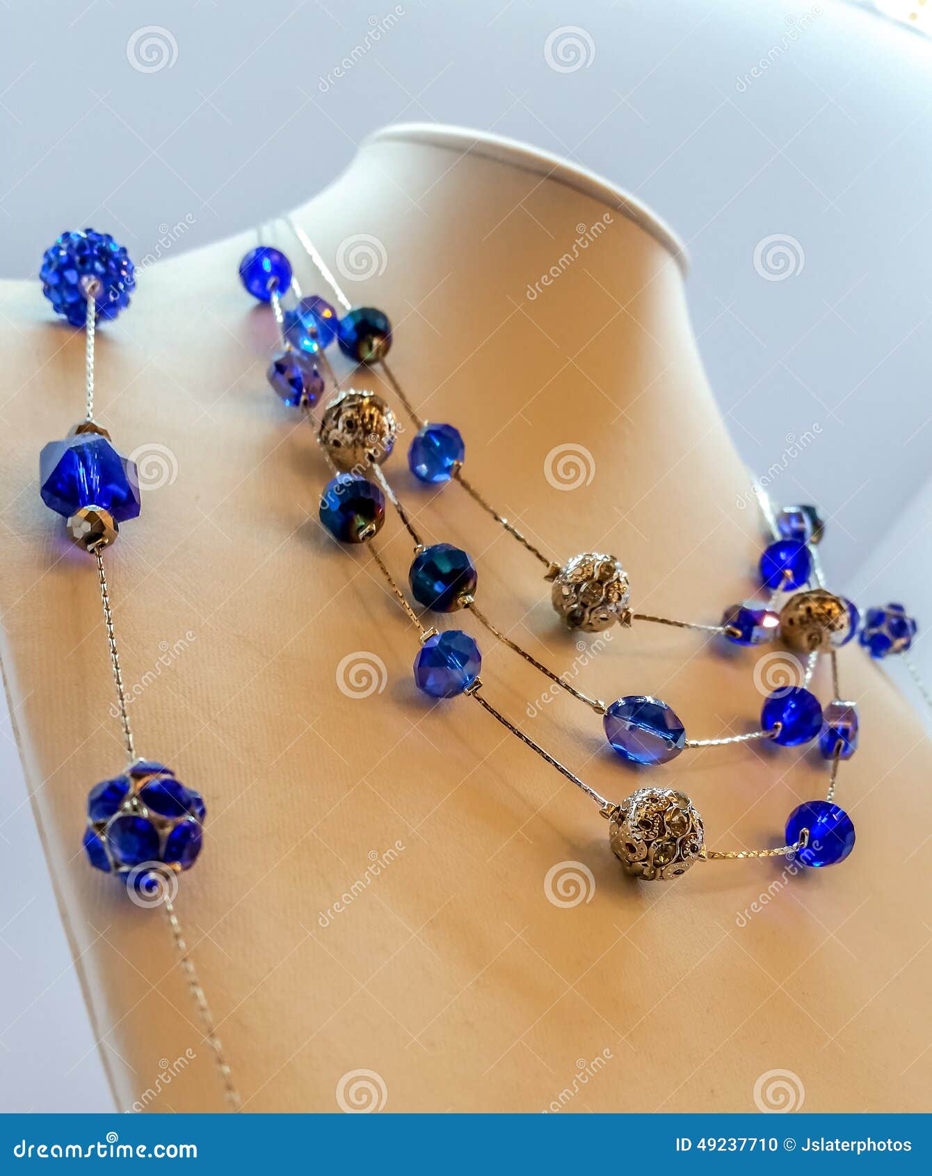 Oro y collares azules foto de archivo. Imagen de encadenamientos - 49237710