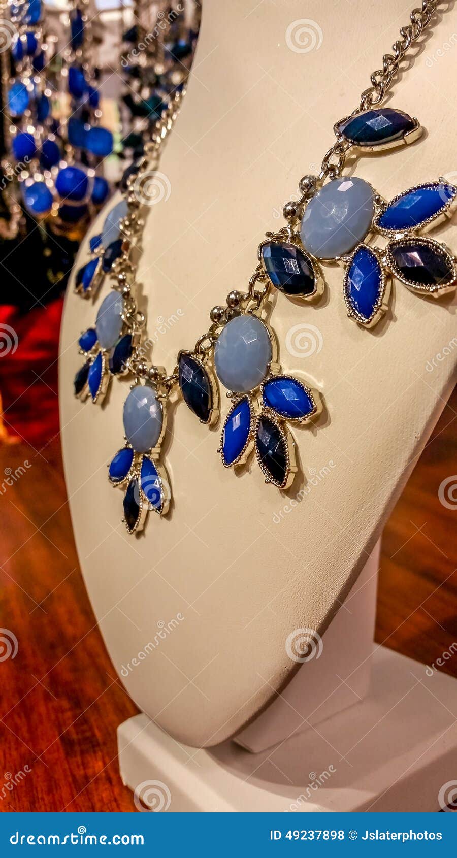 Oro y collares azules foto de archivo. Imagen de conexiones - 49237898