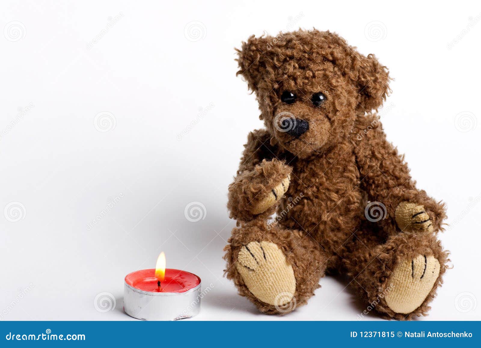 Orsacchiotto Dell'orso Del Giocattolo E Candela Burning. Immagine Stock ...