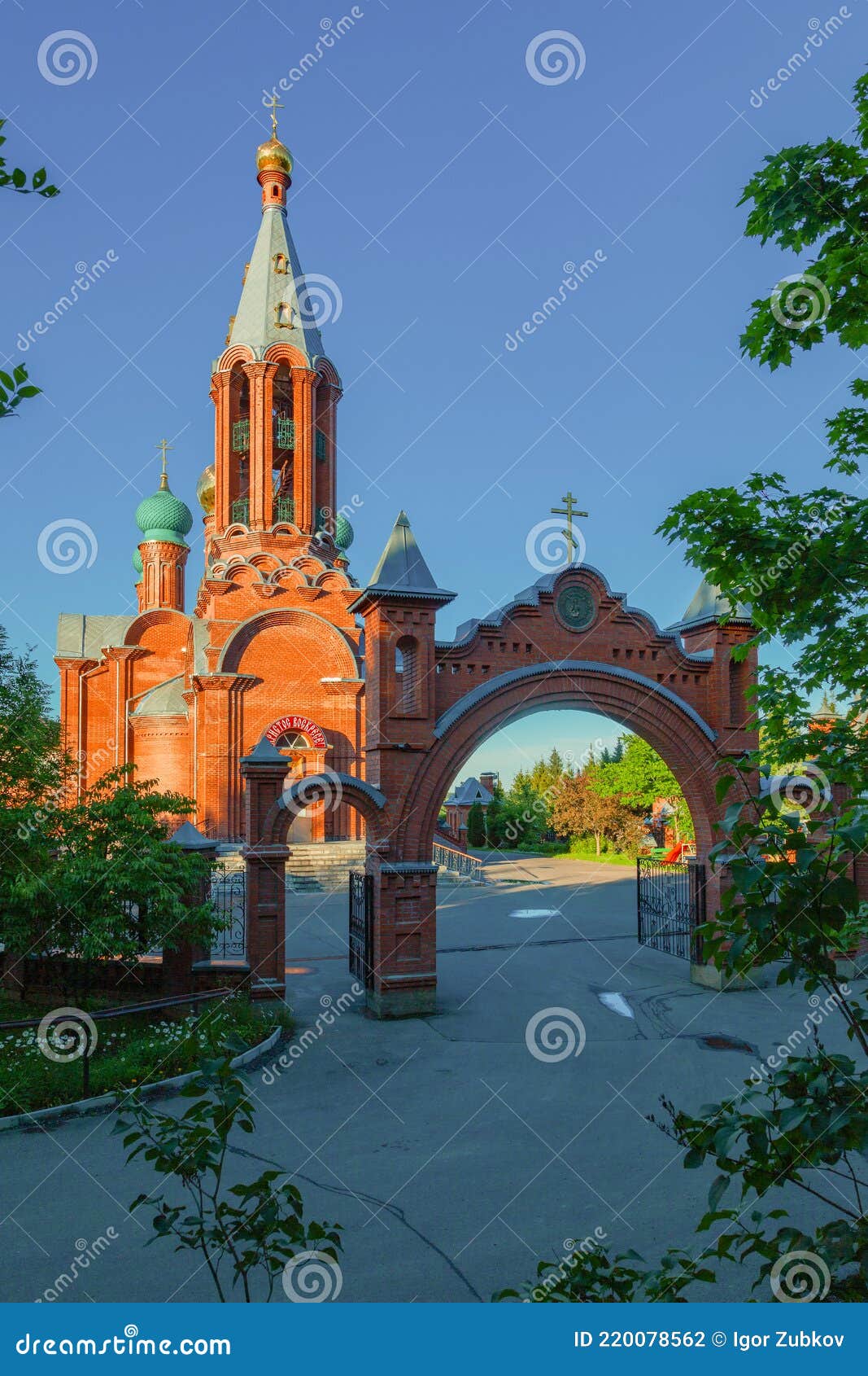 Orthodoxe Kirche Aus Roten Ziegeln Mit Einem Torbogen Stockfoto - Bild ...