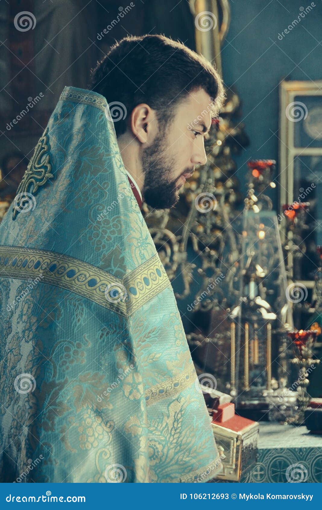 Orthodoxe priester in kerk redactionele stock foto. Image of priester ...