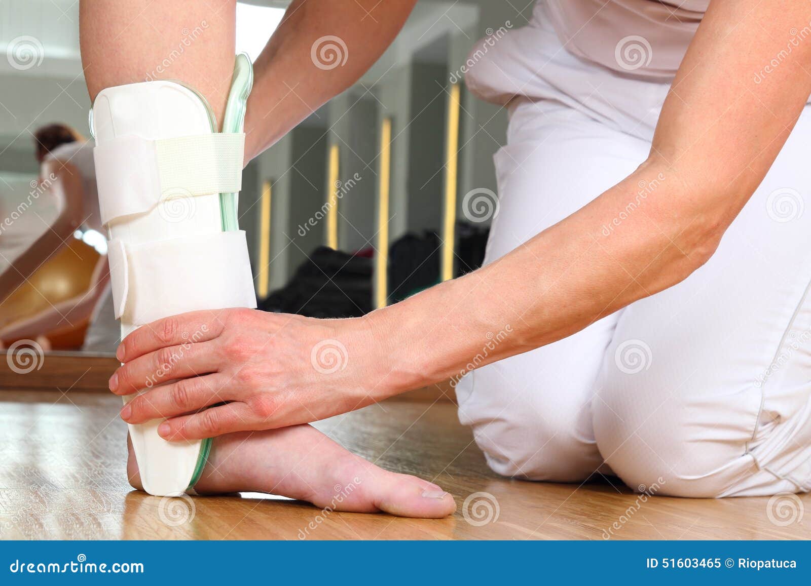 Ortopedista Com Ortose Do Paciente E Do Tornozelo Imagem de Stock ...