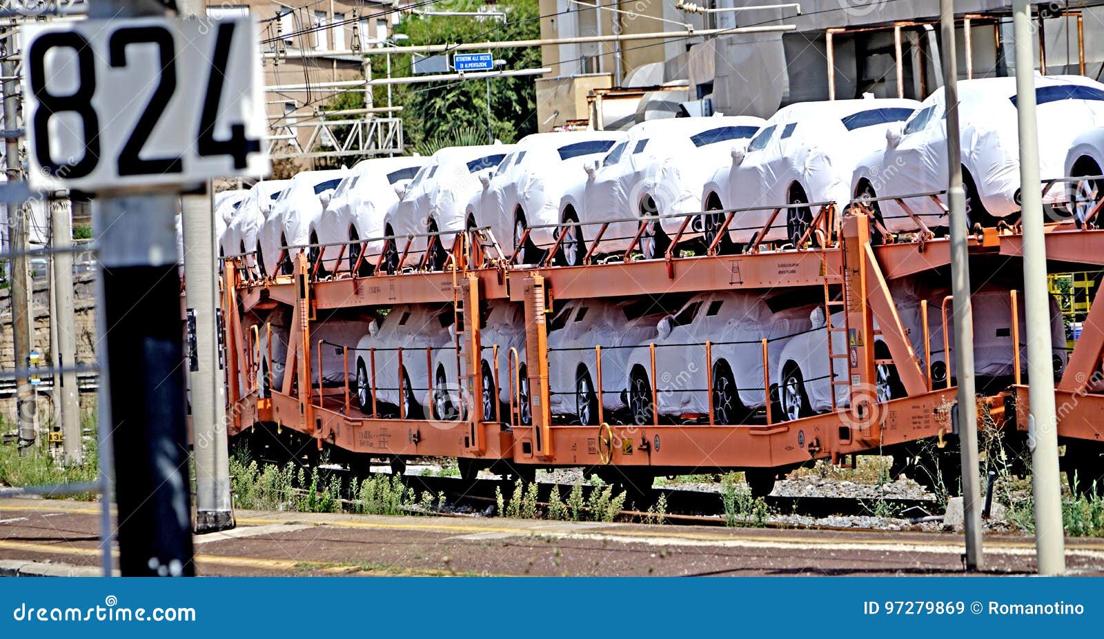 Os Carros Transportam No Trem Imagem de Stock - Imagem de porta ...