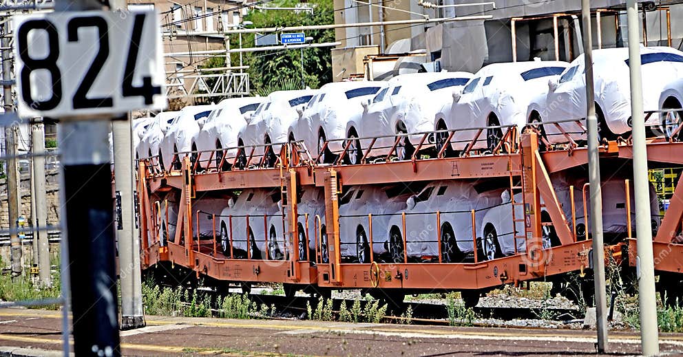 Os Carros Transportam No Trem Imagem de Stock - Imagem de porta ...