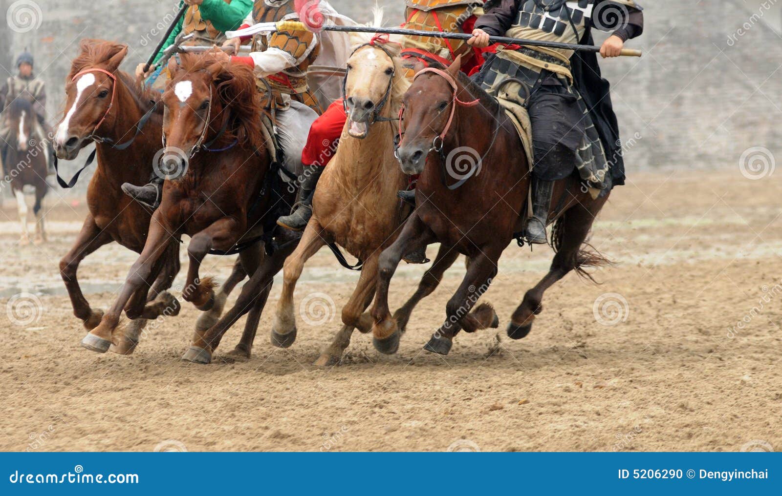 Os cavalos de galope foto de stock. Imagem de galopante - 5206290
