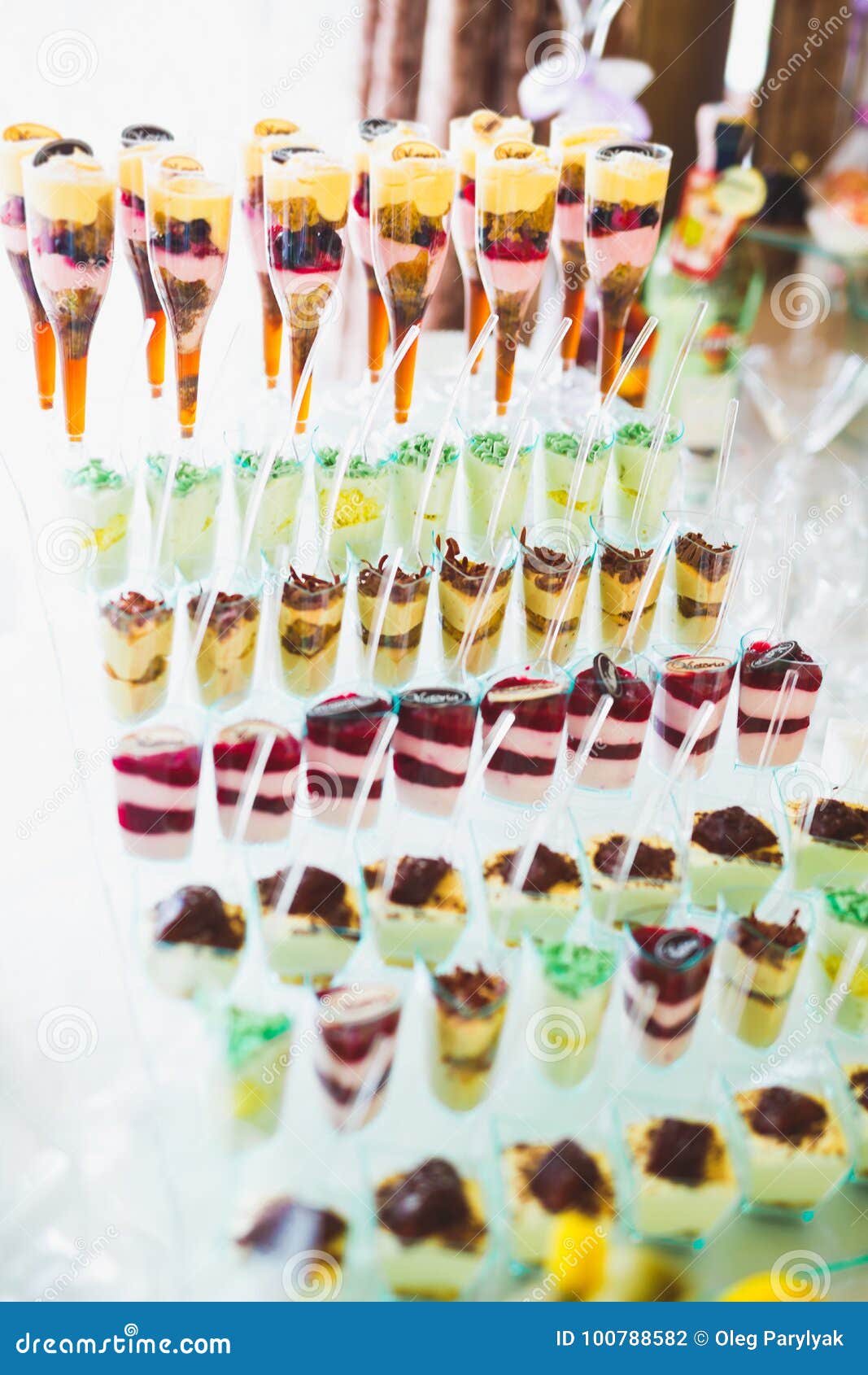 Os Doces Deliciosos Em Doces Do Casamento Batem Com Sobremesas, Queques ...