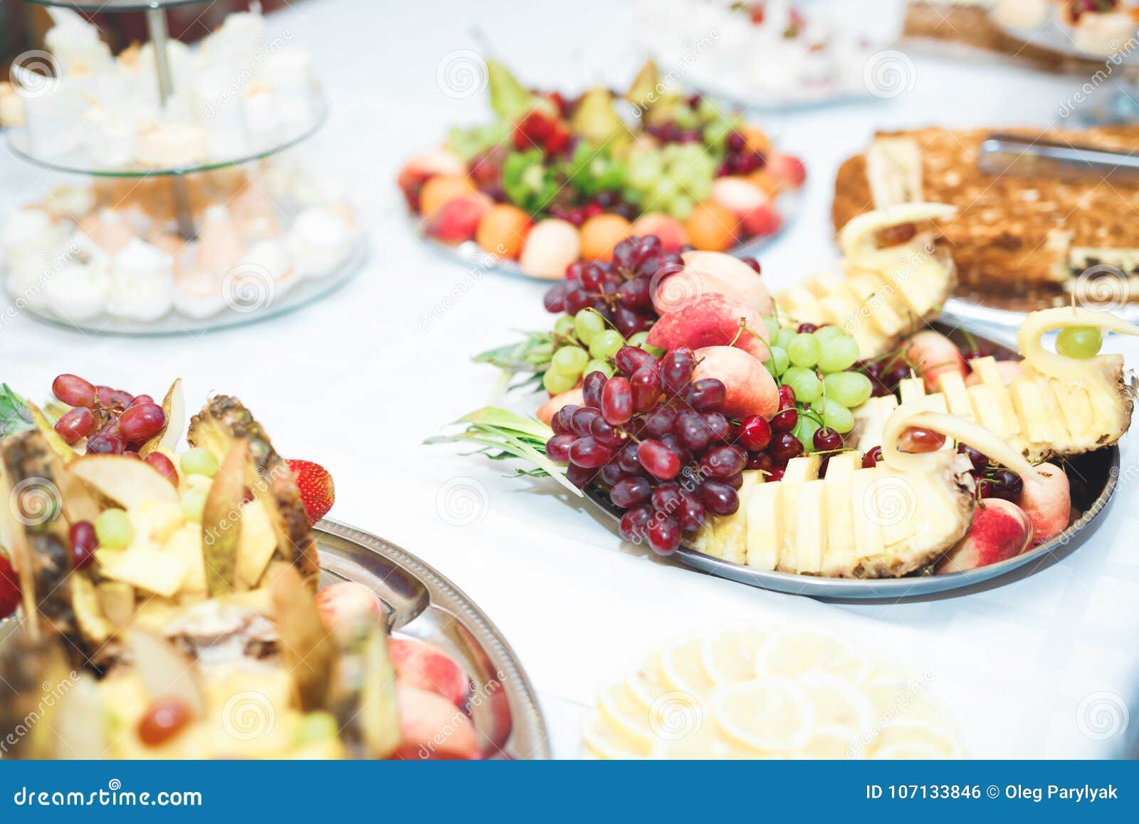 Os Doces Deliciosos Em Doces Do Casamento Batem Com Sobremesas, Queques ...