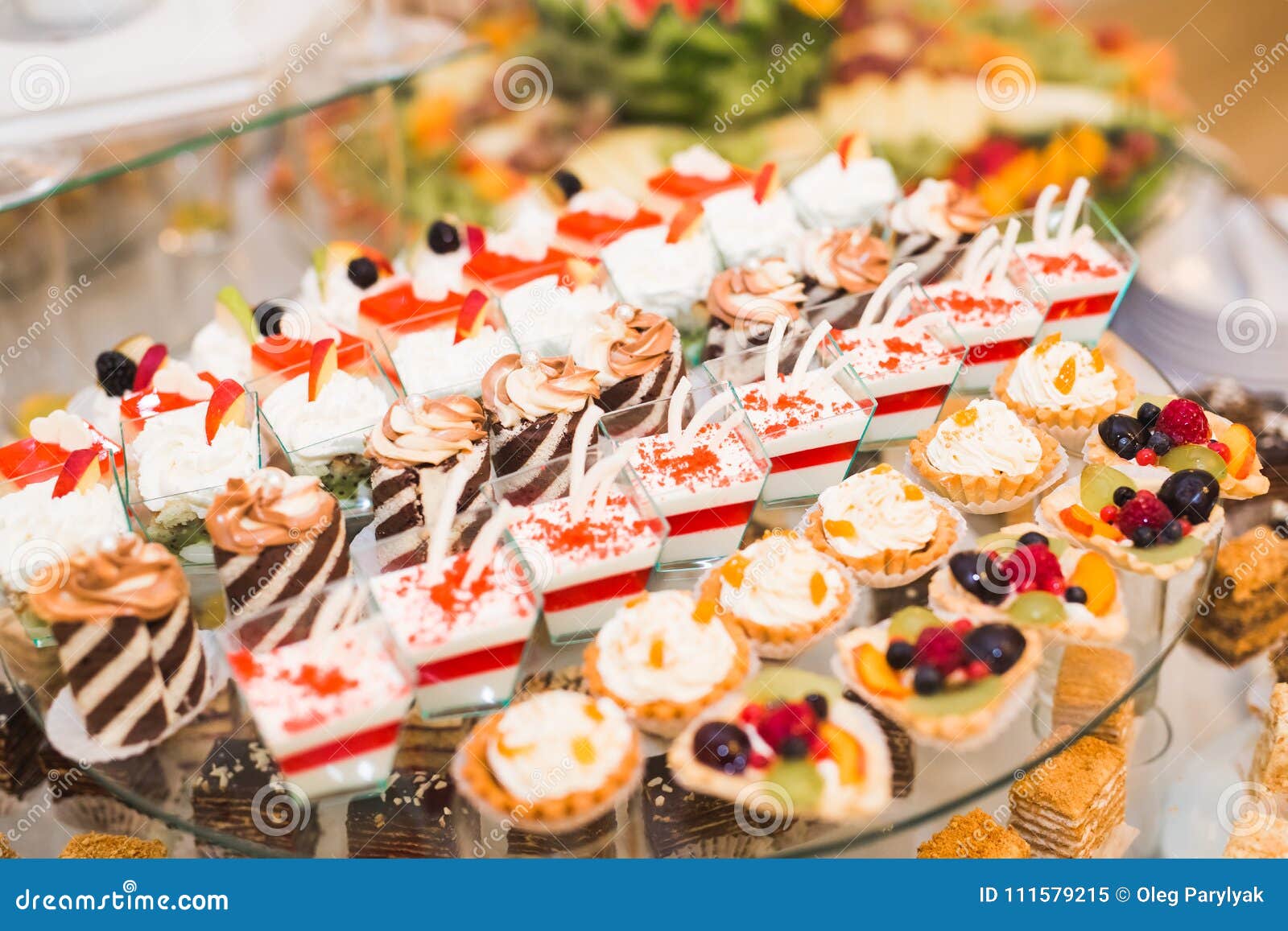 Os Doces Deliciosos Em Doces Do Casamento Batem Com Sobremesas, Queques ...