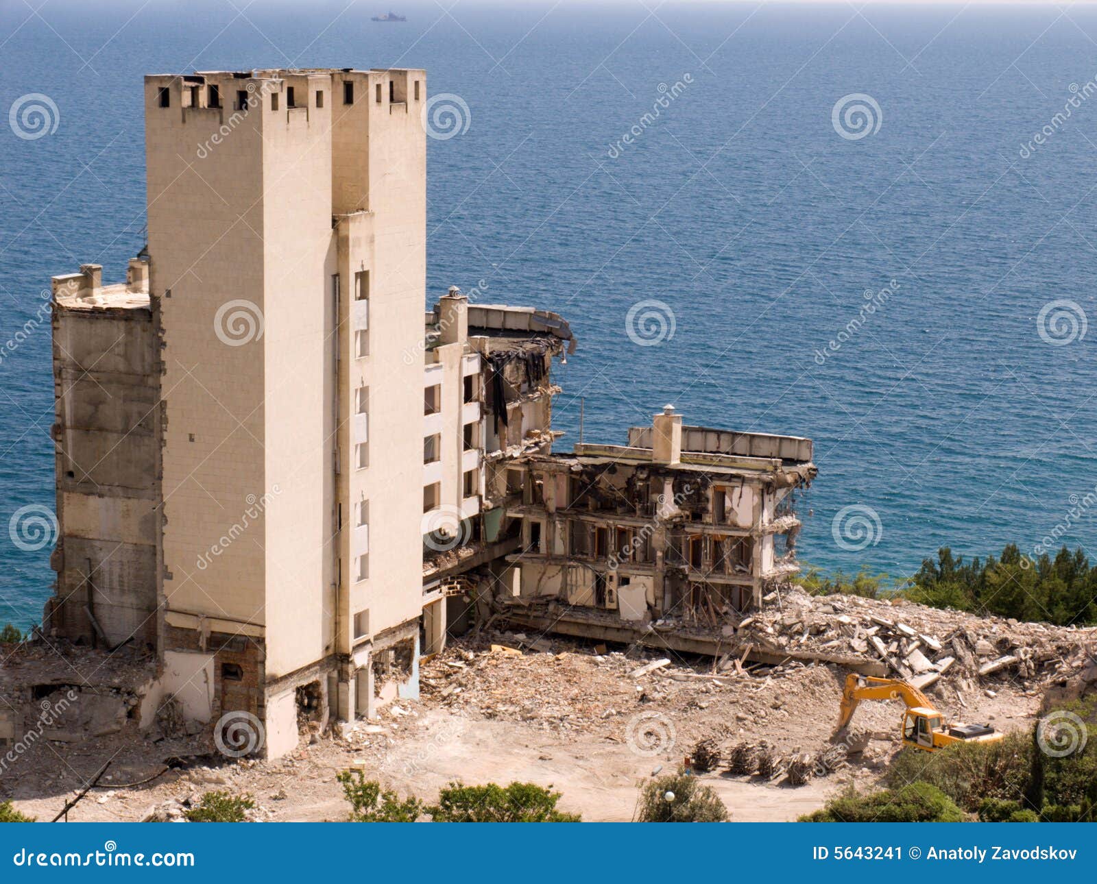 Os edifícios destruídos imagem de stock. Imagem de reconstruir - 5643241