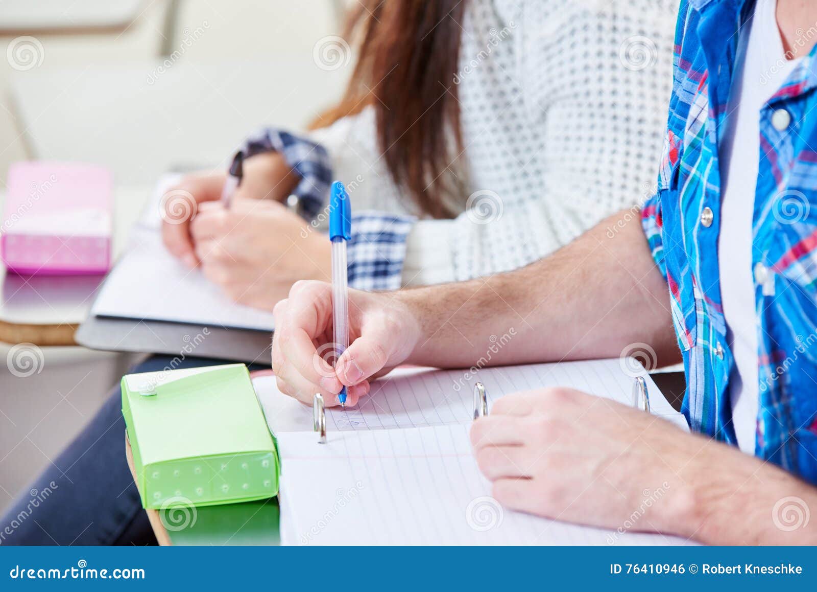 Os Estudantes Tomam Notas Na Classe Foto de Stock - Imagem de estudos ...