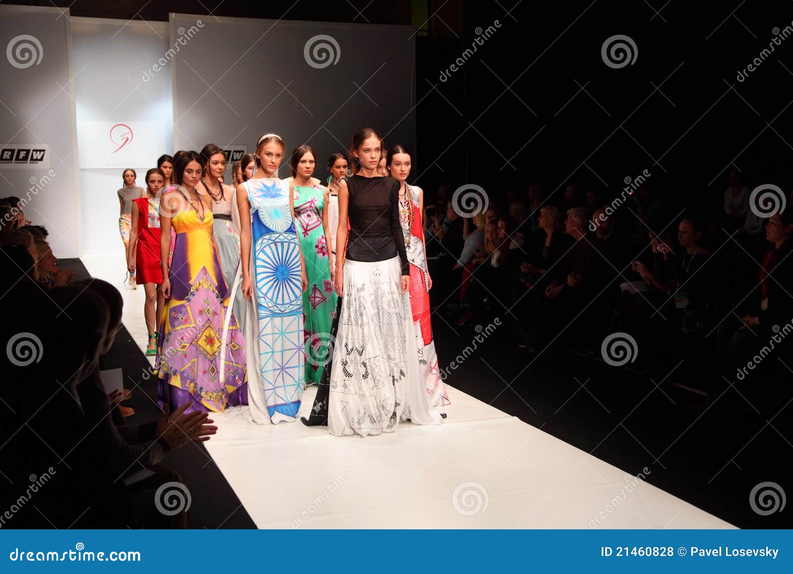 Os Modelos Vão Na Passarela No Desfile De Moda Foto de Stock Editorial ...