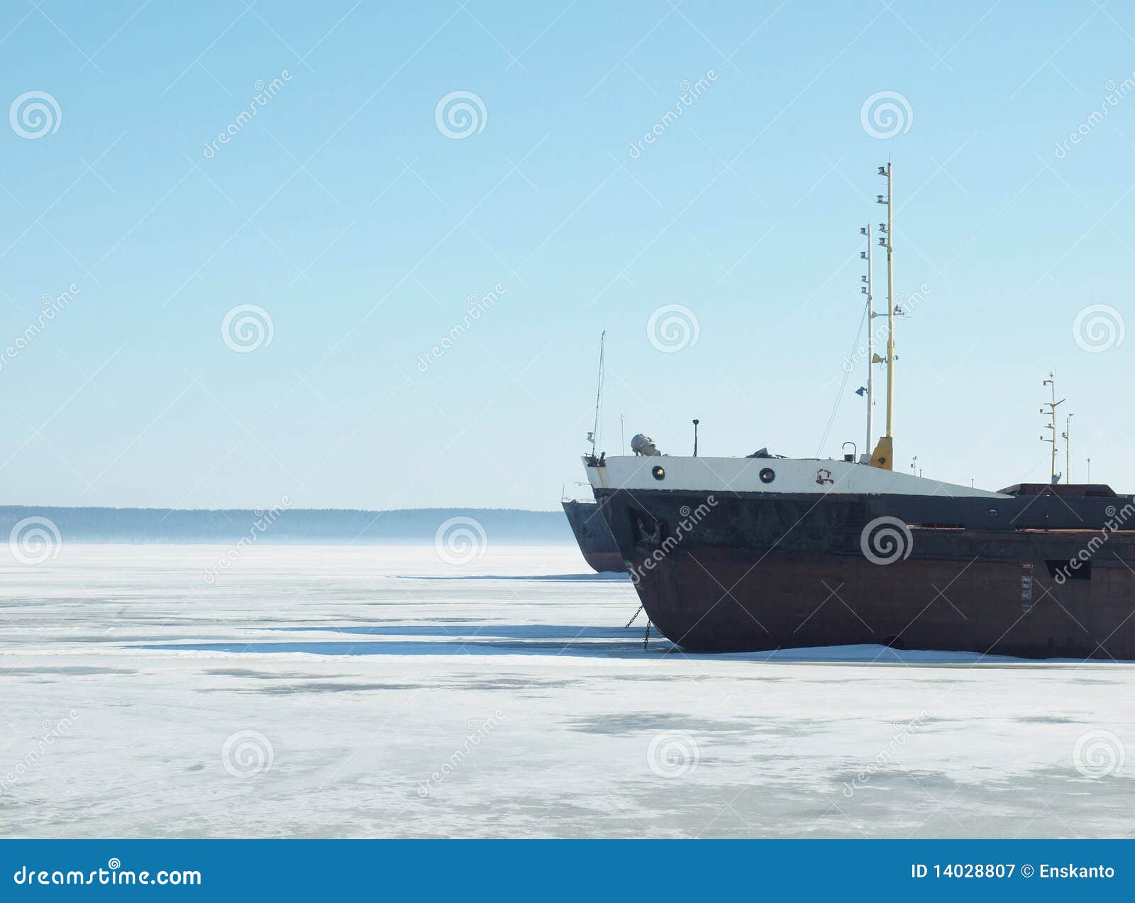 Os Navios No Lago Congelado Imagem de Stock - Imagem de neve, gelo ...