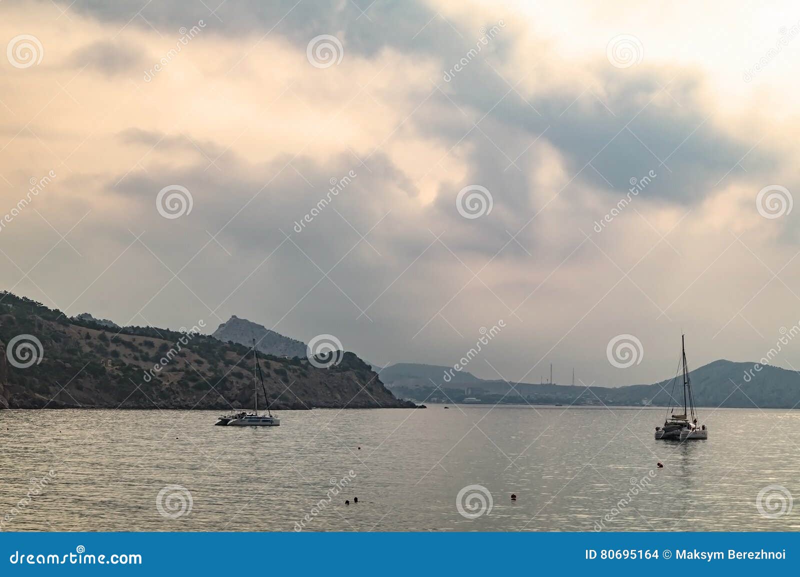 Os Navios No Mar Calmo Da Noite Foto de Stock - Imagem de céu, paisagem ...